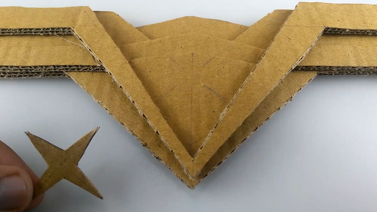 DIY Wonder Woman's TIARA Costume : 17 Steps (with Pictures) - Instructables