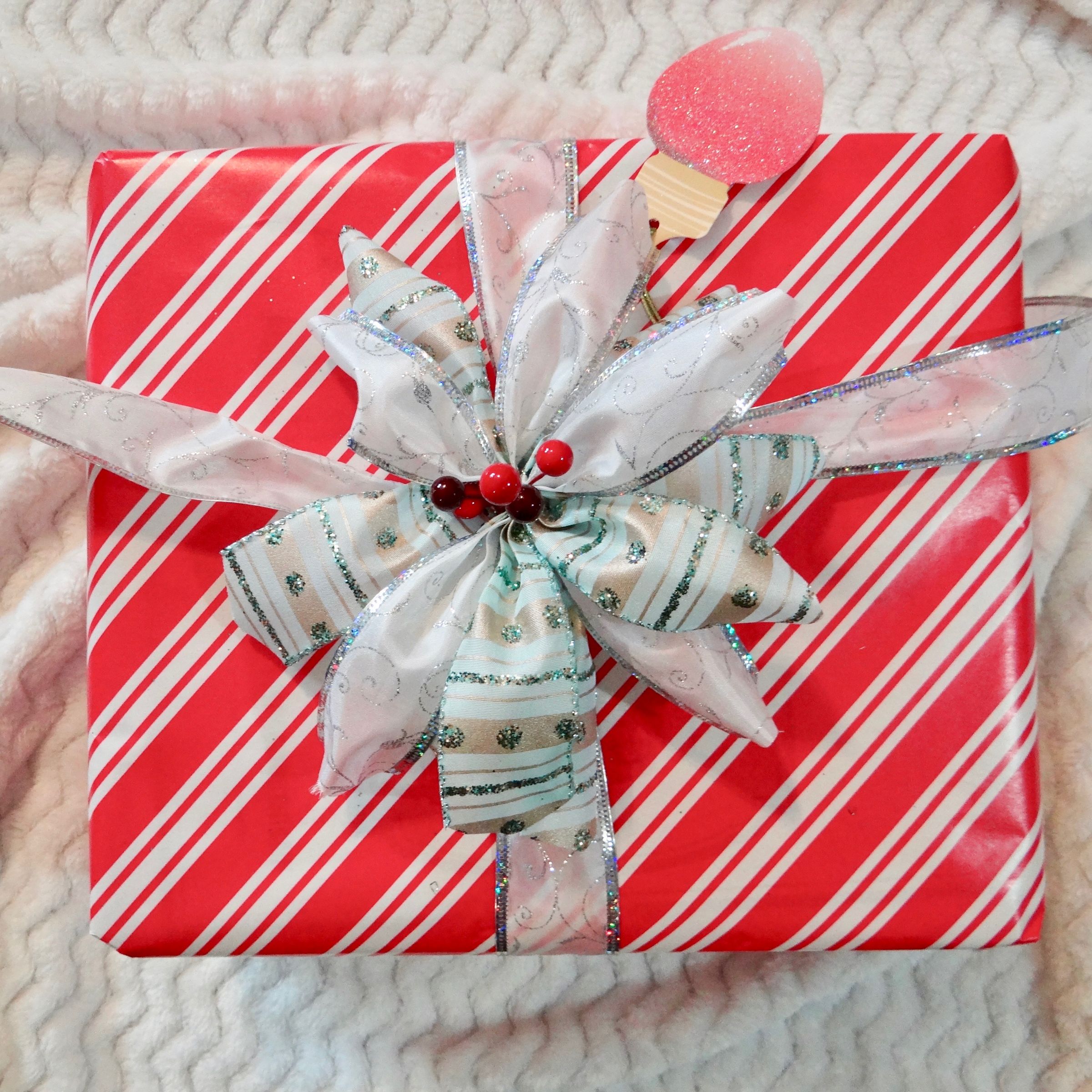 Holiday Decorative Gift Bows : 5 Steps - Instructables