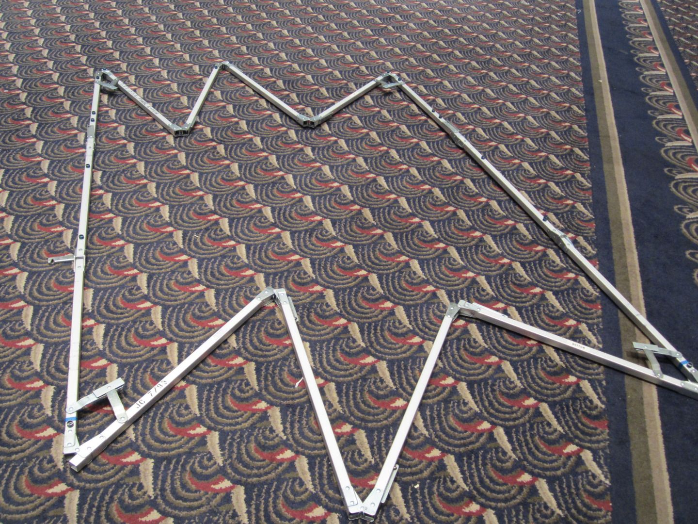 Set Up a Fastfold Projection Screen : 9 Steps - Instructables