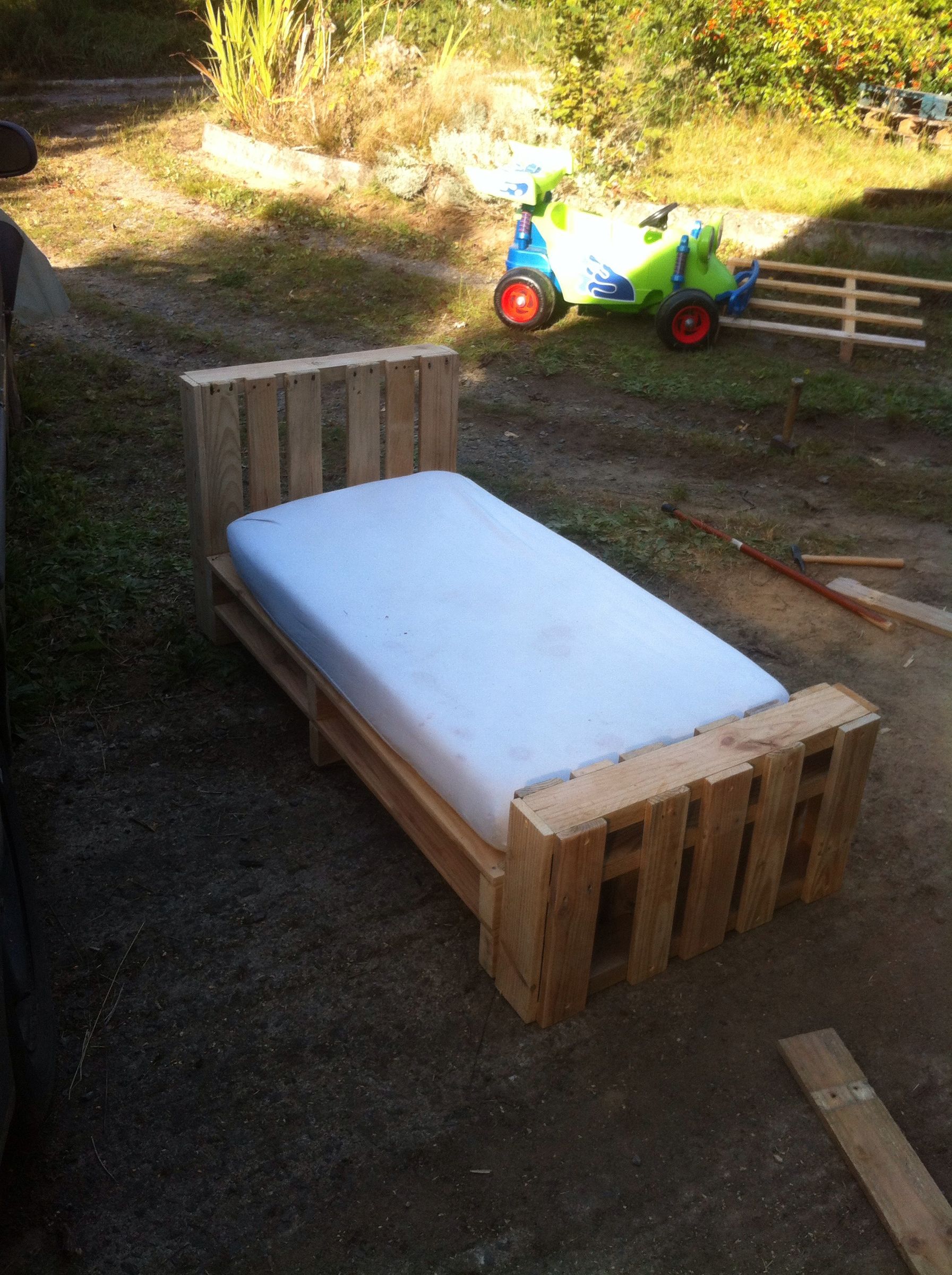 Kid's Pallet Bed - Instructables
