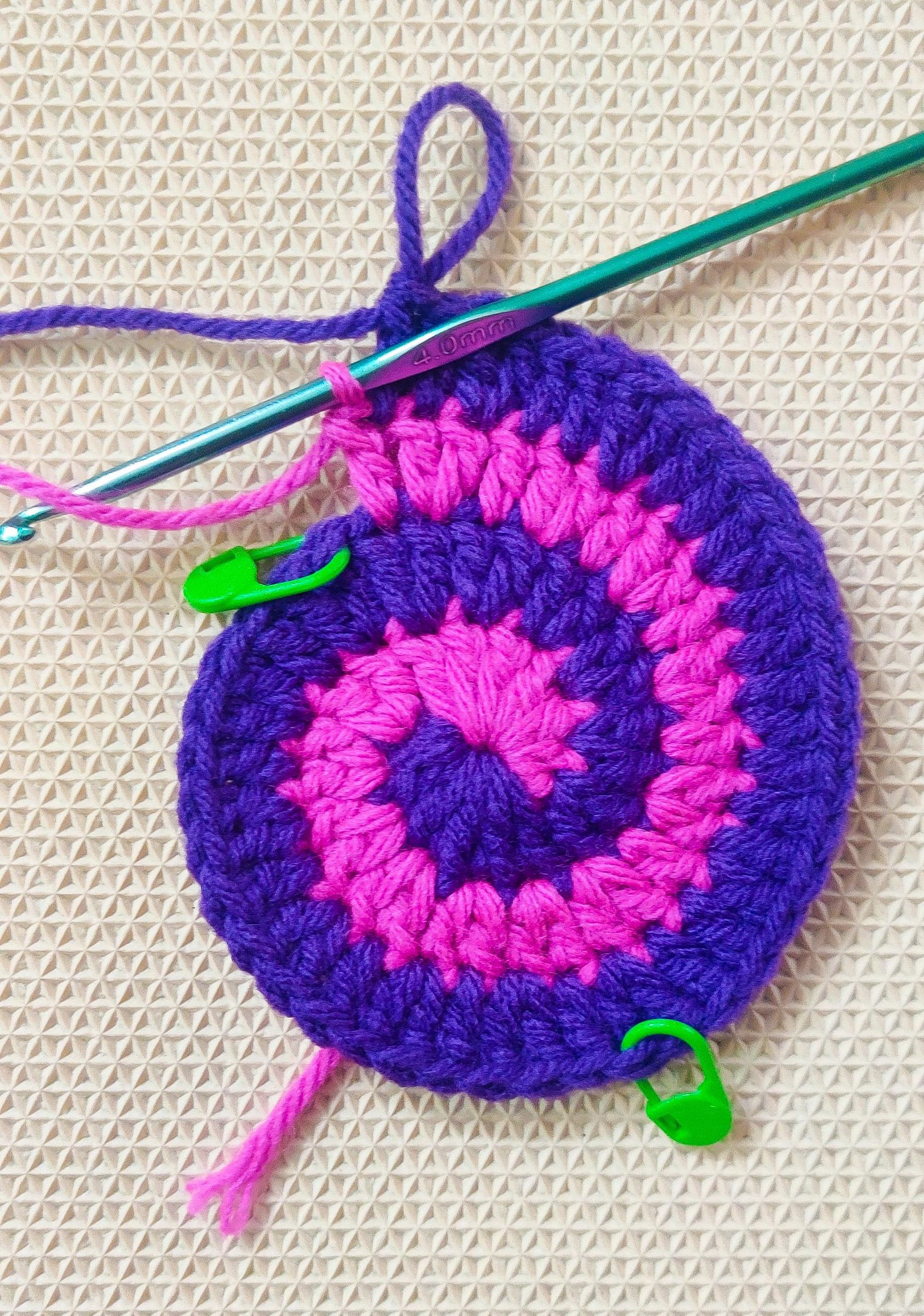 How to Make a Solid Two Color Spiral Crochet Circle : 8 Steps (with ...