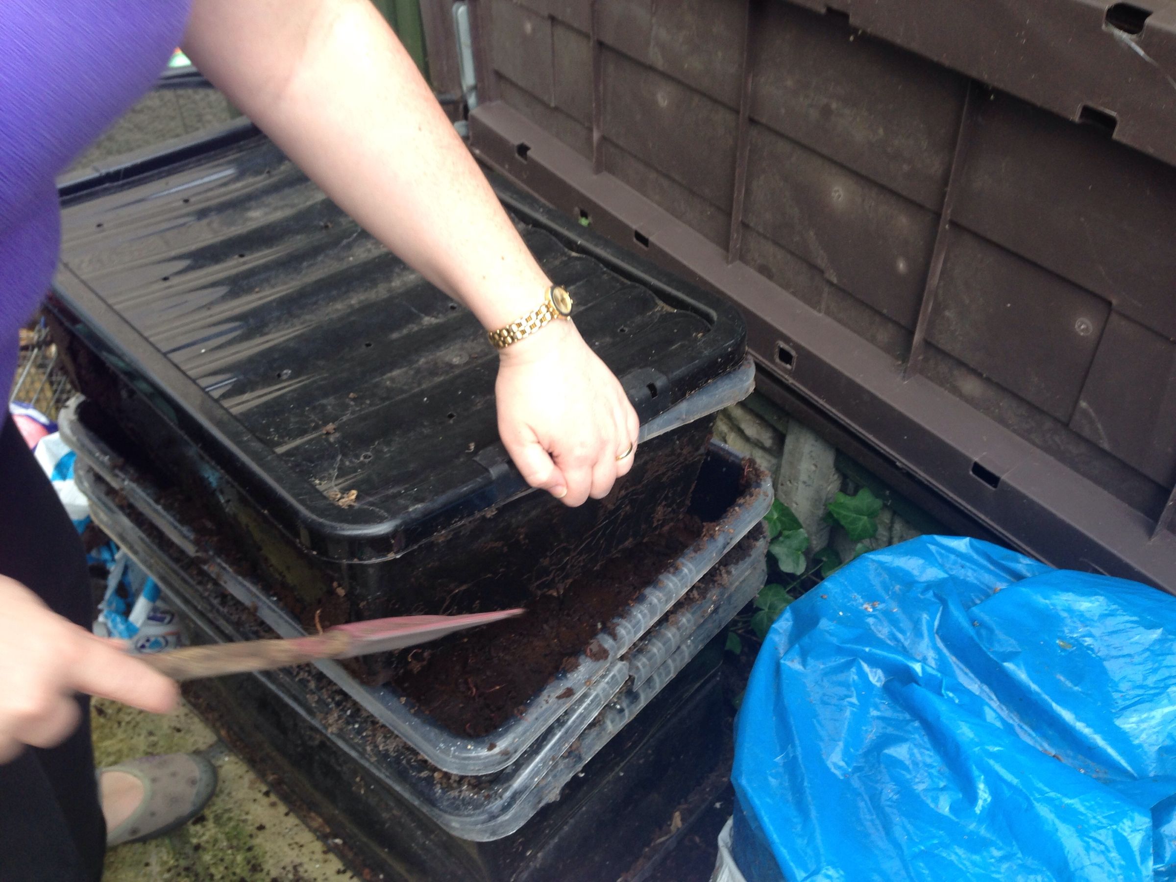 Make or Upgrade a Worm Composter : 4 Steps (with Pictures) - Instructables