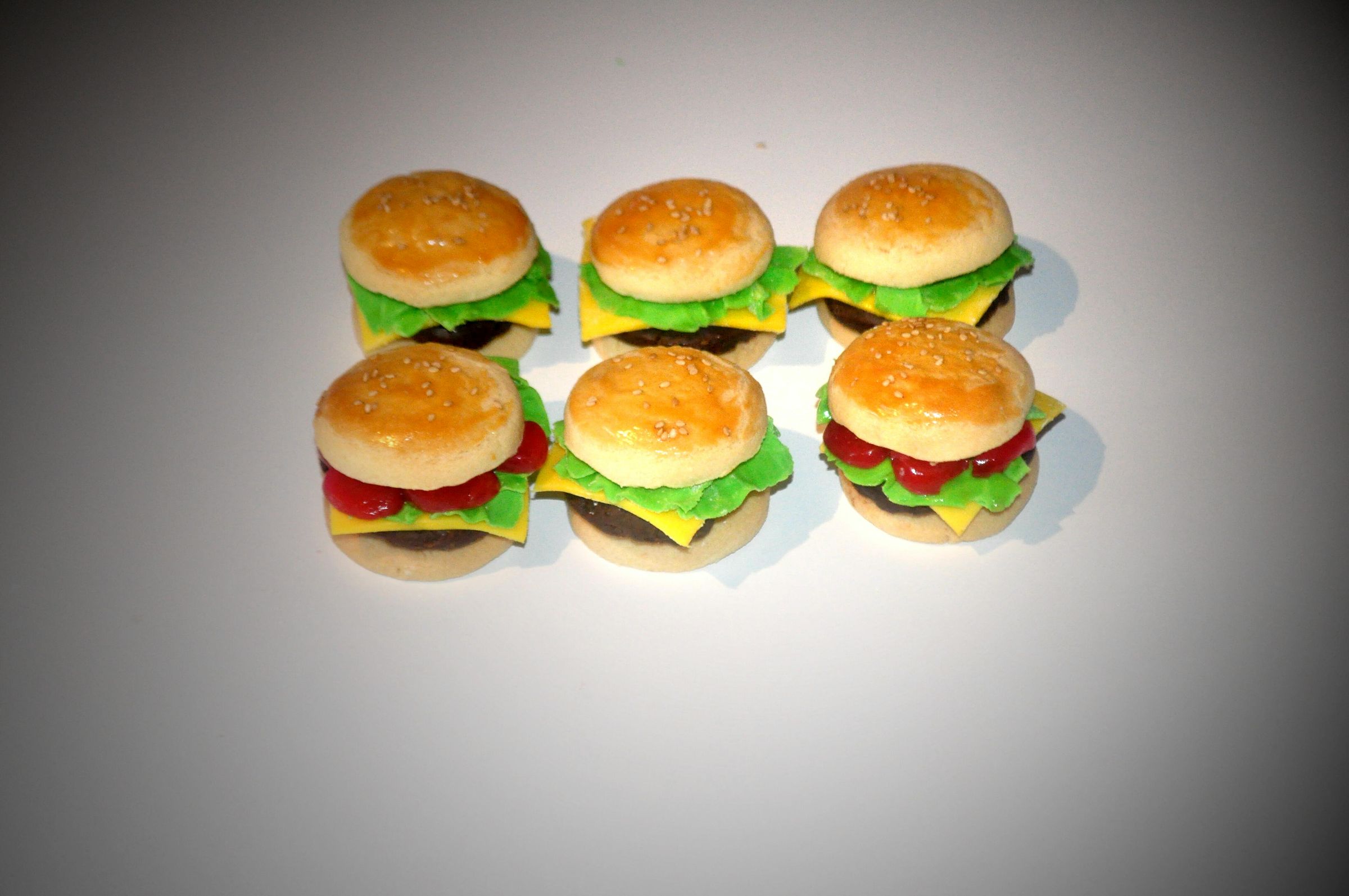 Tiny "cheeseburger" (vanilla, Chocolate and Cherry Cookies!) : 5 Steps ...