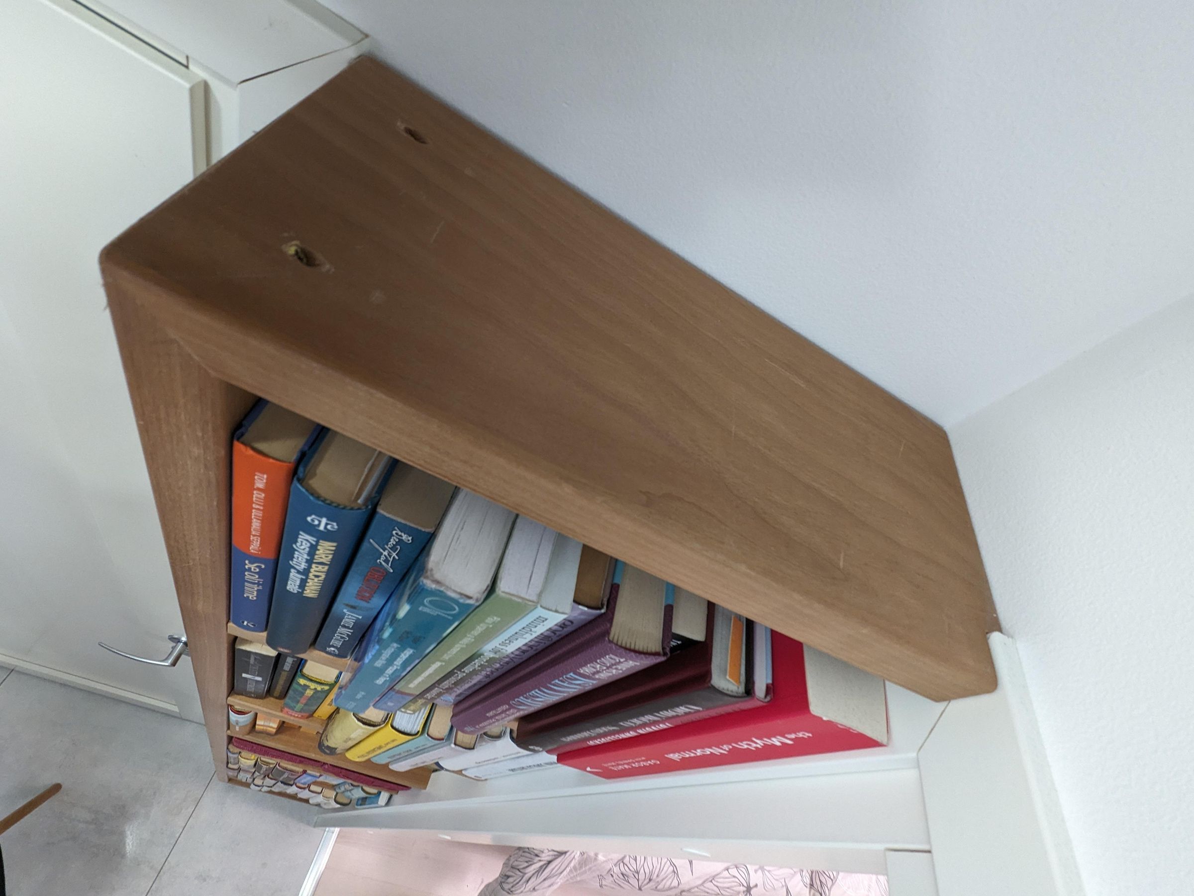 Tiny Space Floating Bookshelf : 4 Steps (with Pictures) - Instructables