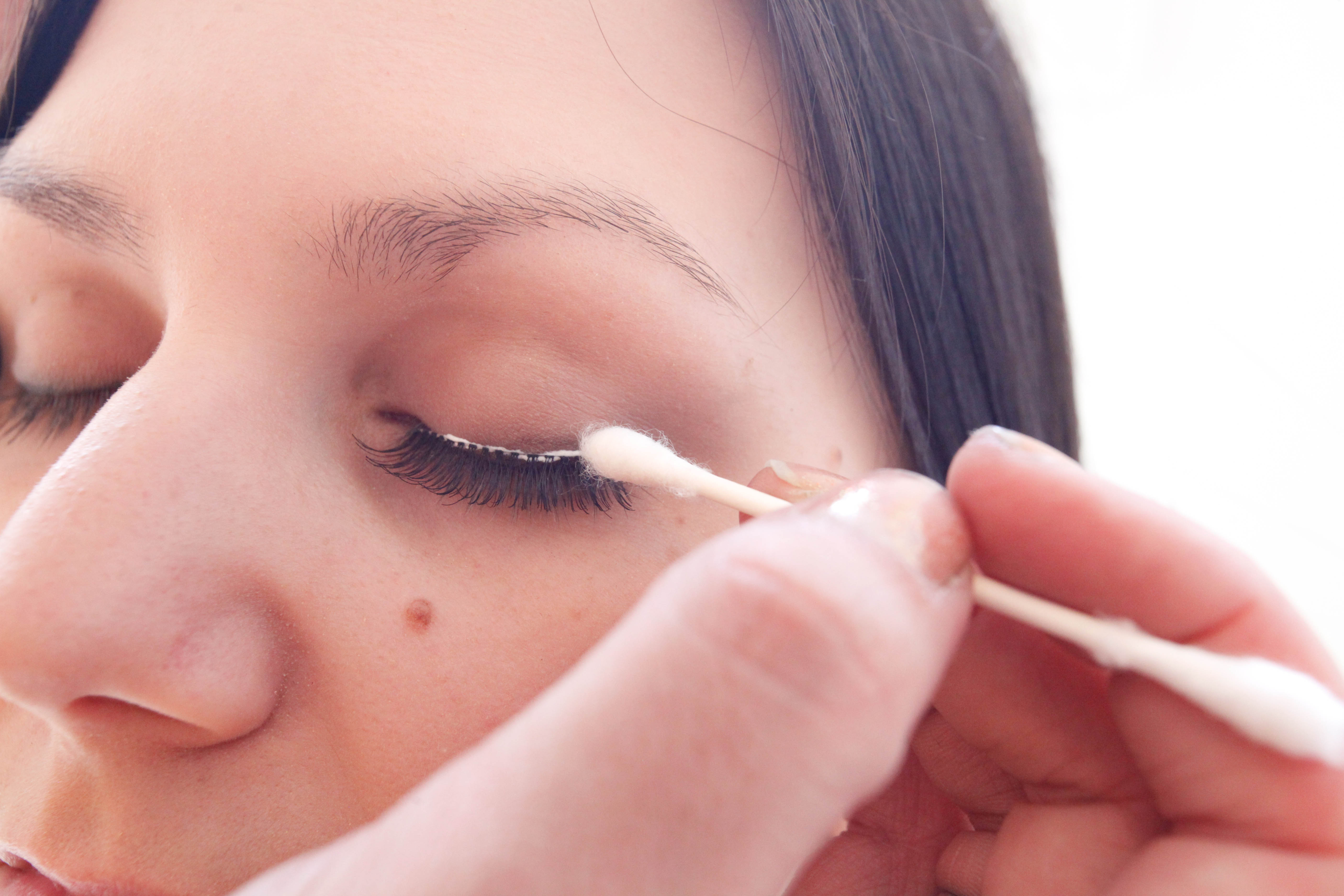 How To Apply Fake Eyelashes Steps