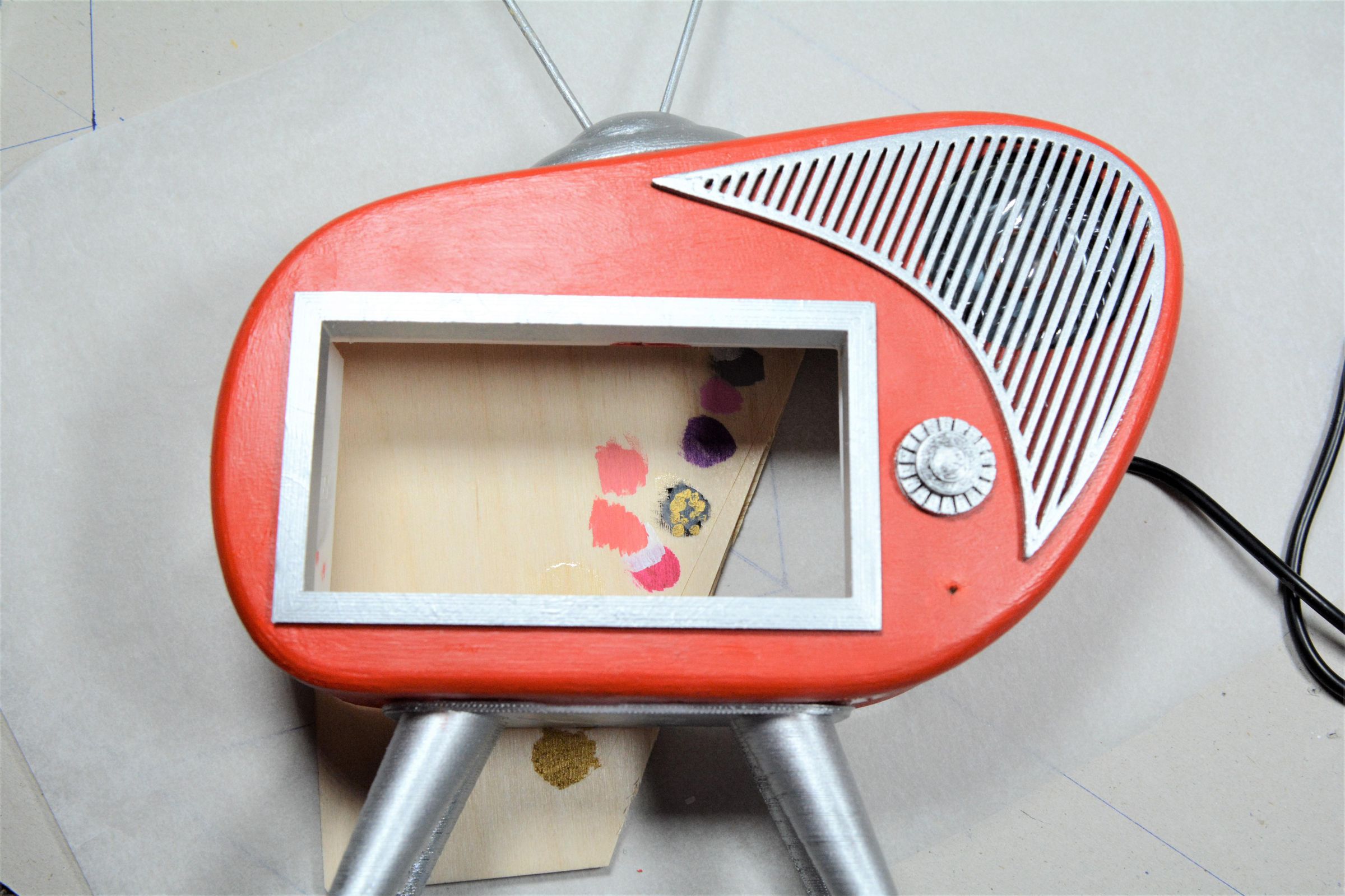 Retro TV Phone Holder With Speakers : 9 Steps (with Pictures ...