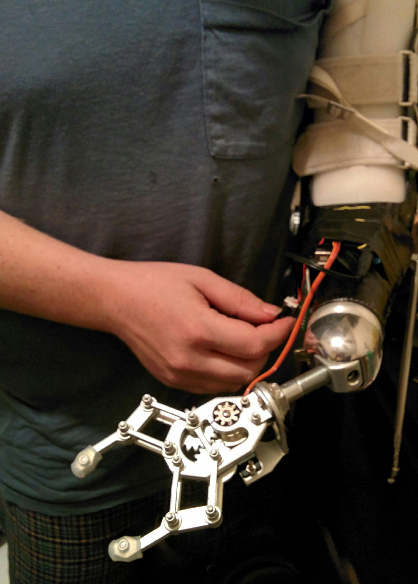 Cheap Arduino Based Robotic Claw Prostetic Hand : 5 Steps - Instructables