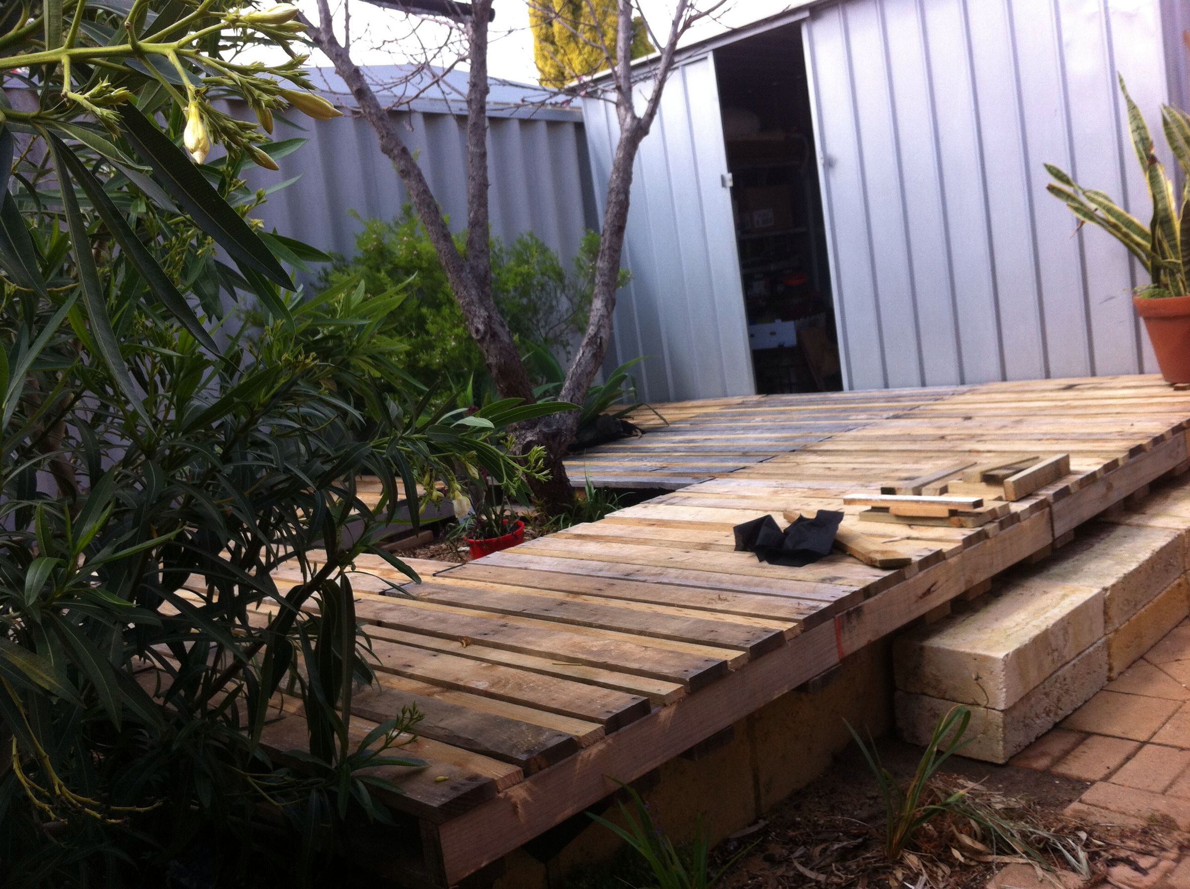 Wood Pallet Backyard Deck : 4 Steps (with Pictures) - Instructables