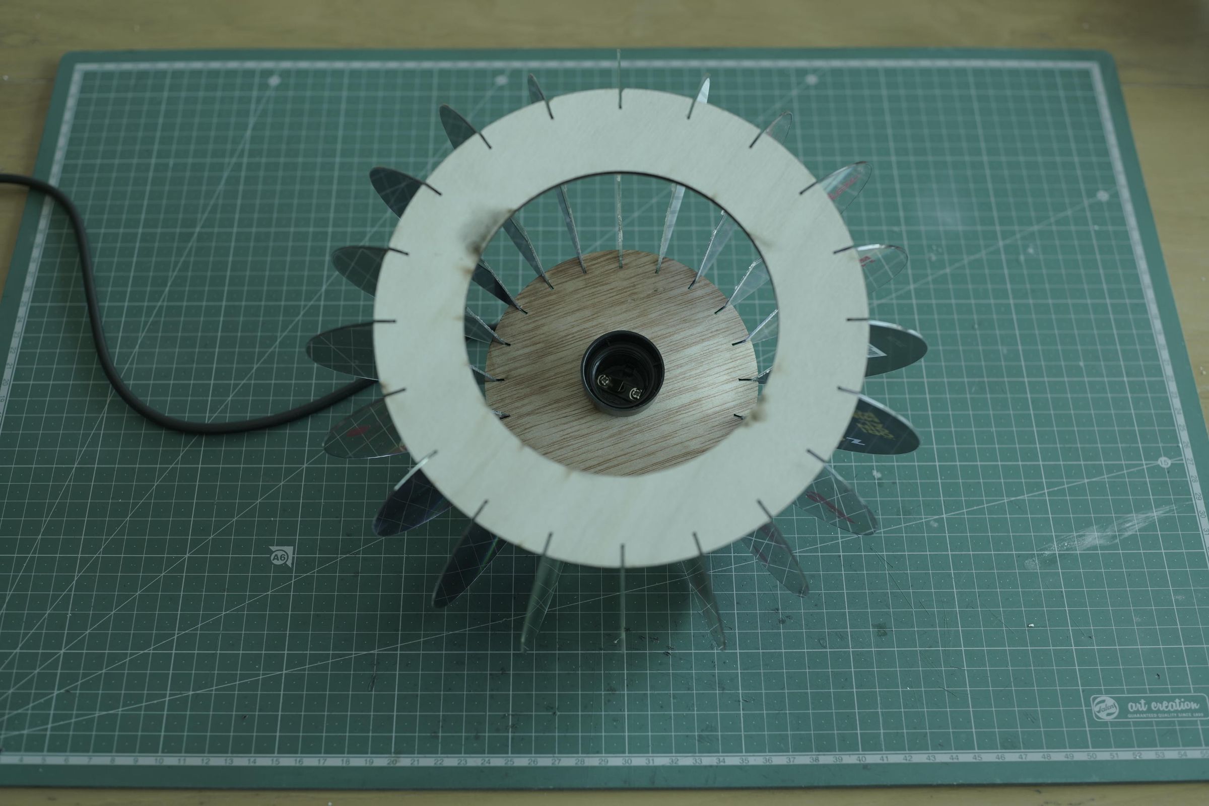 CD-Lamp : 8 Steps - Instructables