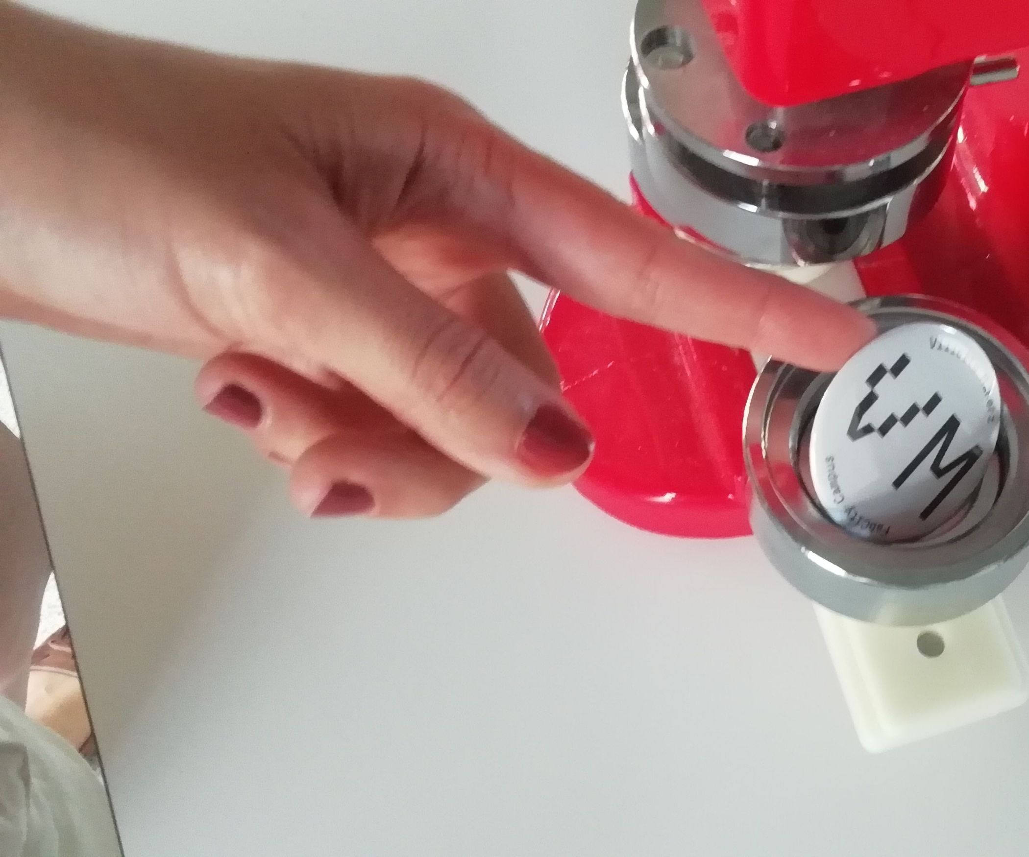 Badge Me Badge Moi : 4 Steps - Instructables