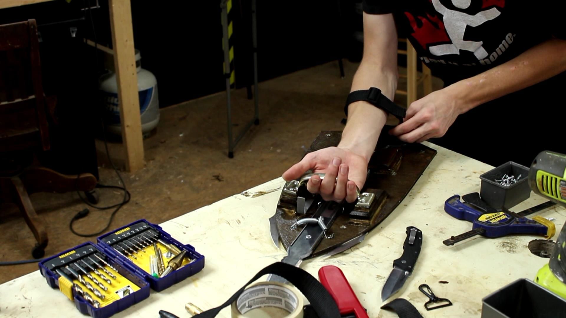 Captain America Infinity War Shield (with Hidden Blade) : 25 Steps ...