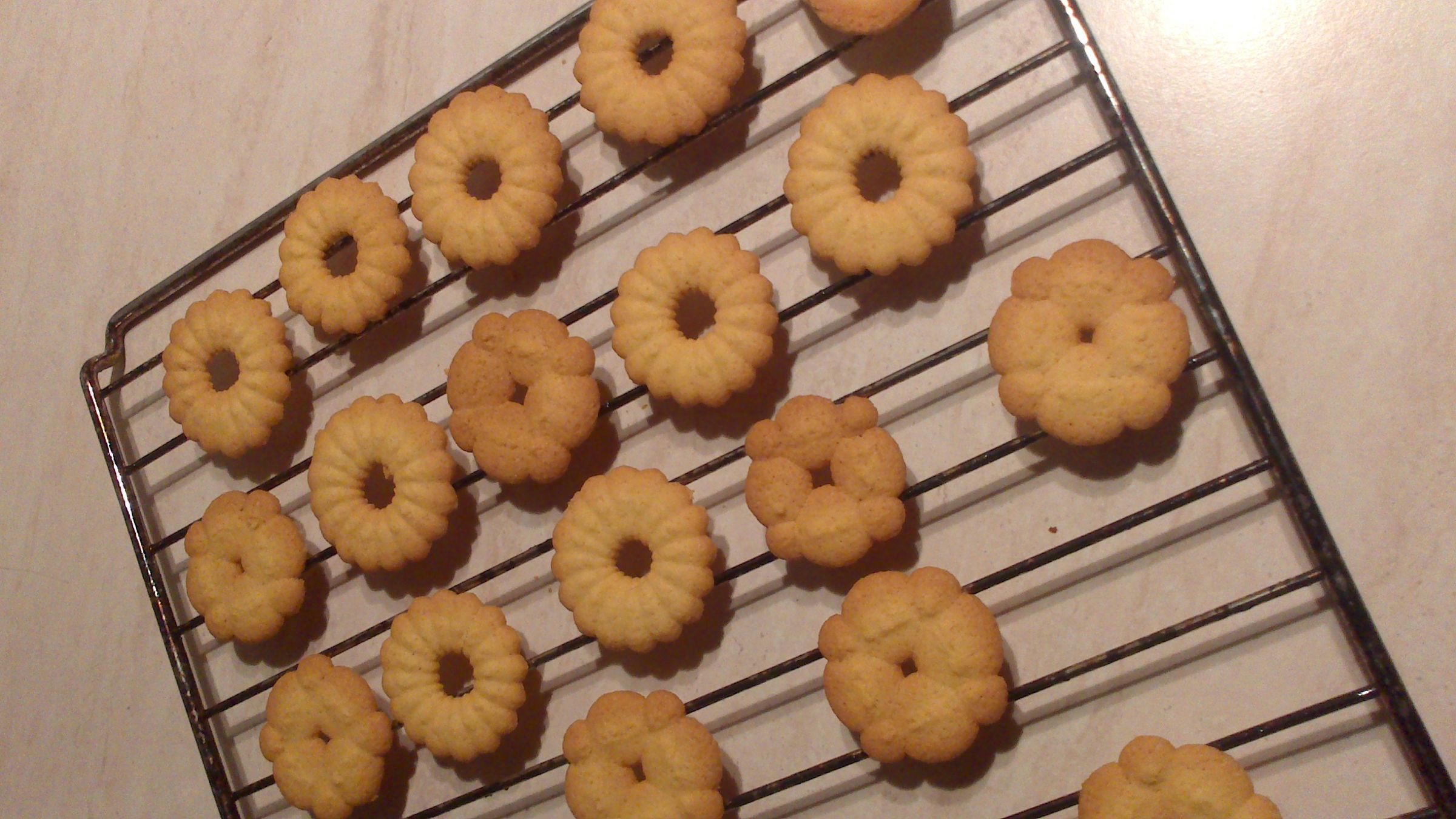 How to Use a Biscuit Press : 7 Steps (with Pictures) - Instructables
