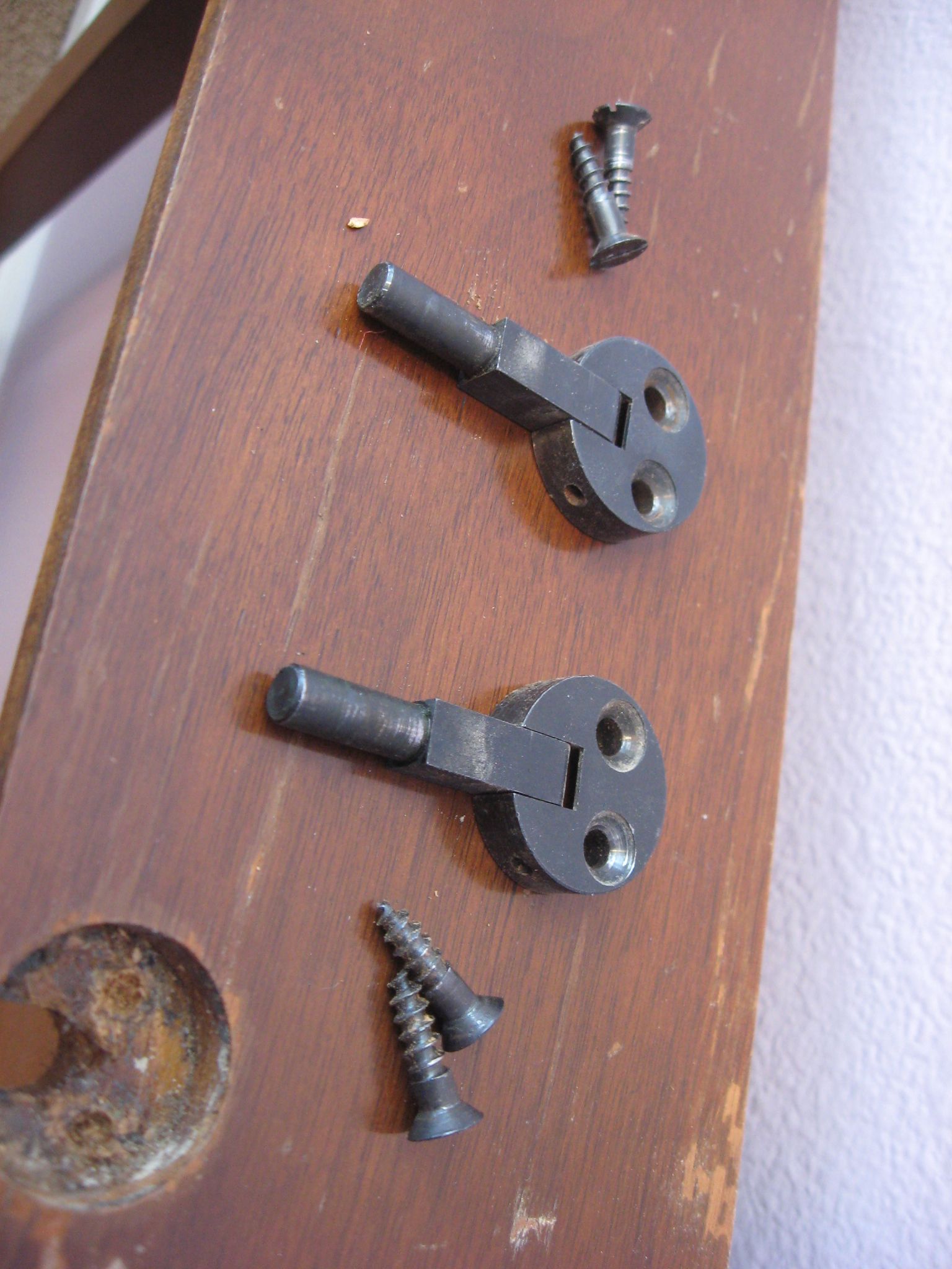 Wood Carving Station From Old Sewing Table : 14 Steps (with Pictures ...