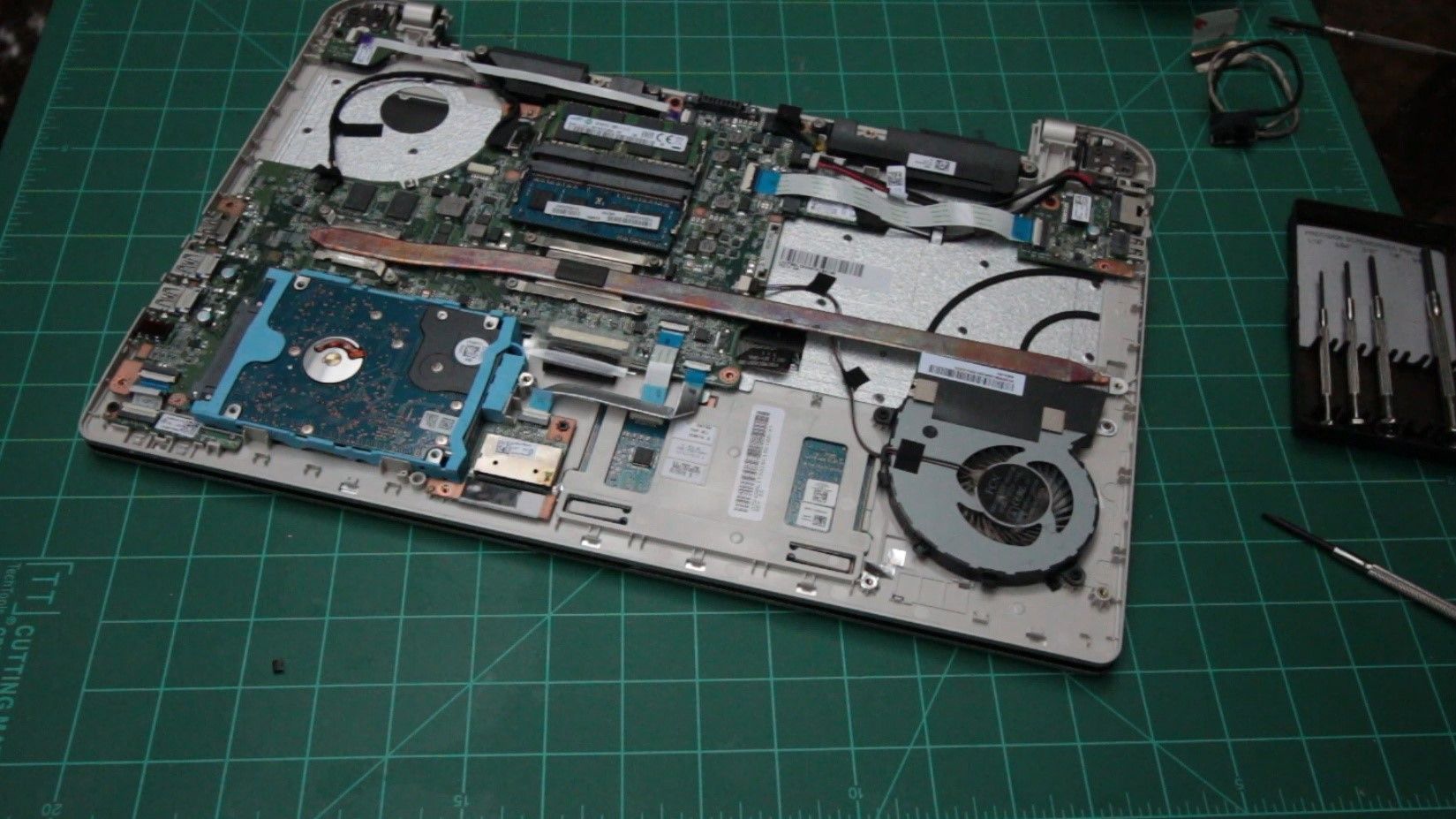 Replacing a Laptop Screen Cable : 11 Steps - Instructables
