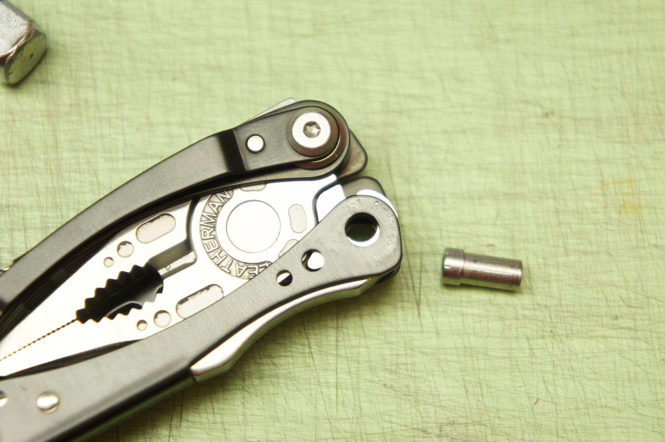 How to Take Apart and Reassemble a Leatherman Skeletool Multi-tool : 9 ...