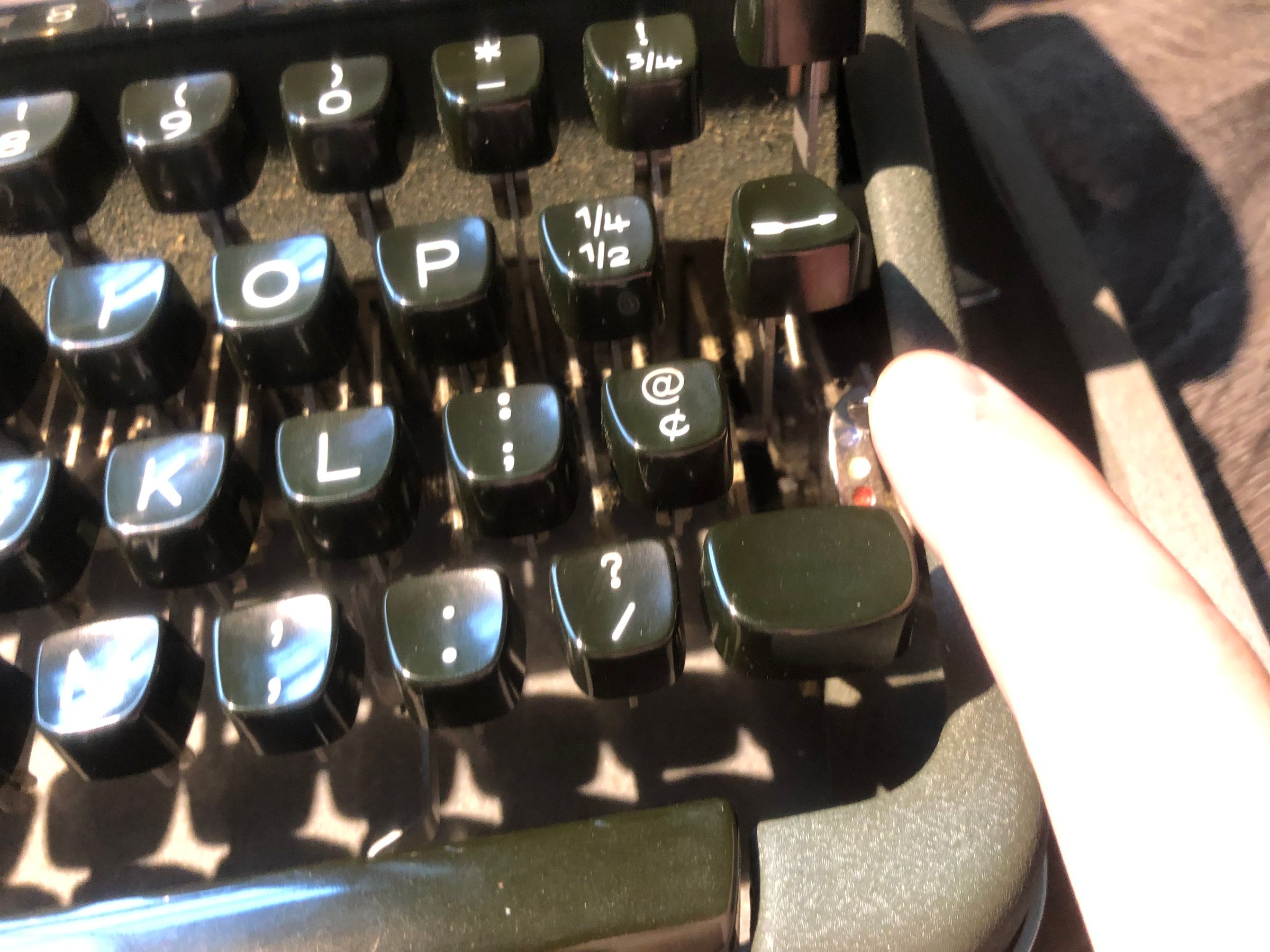 How to Change a Typewriter Ribbon : 8 Steps (with Pictures) - Instructables