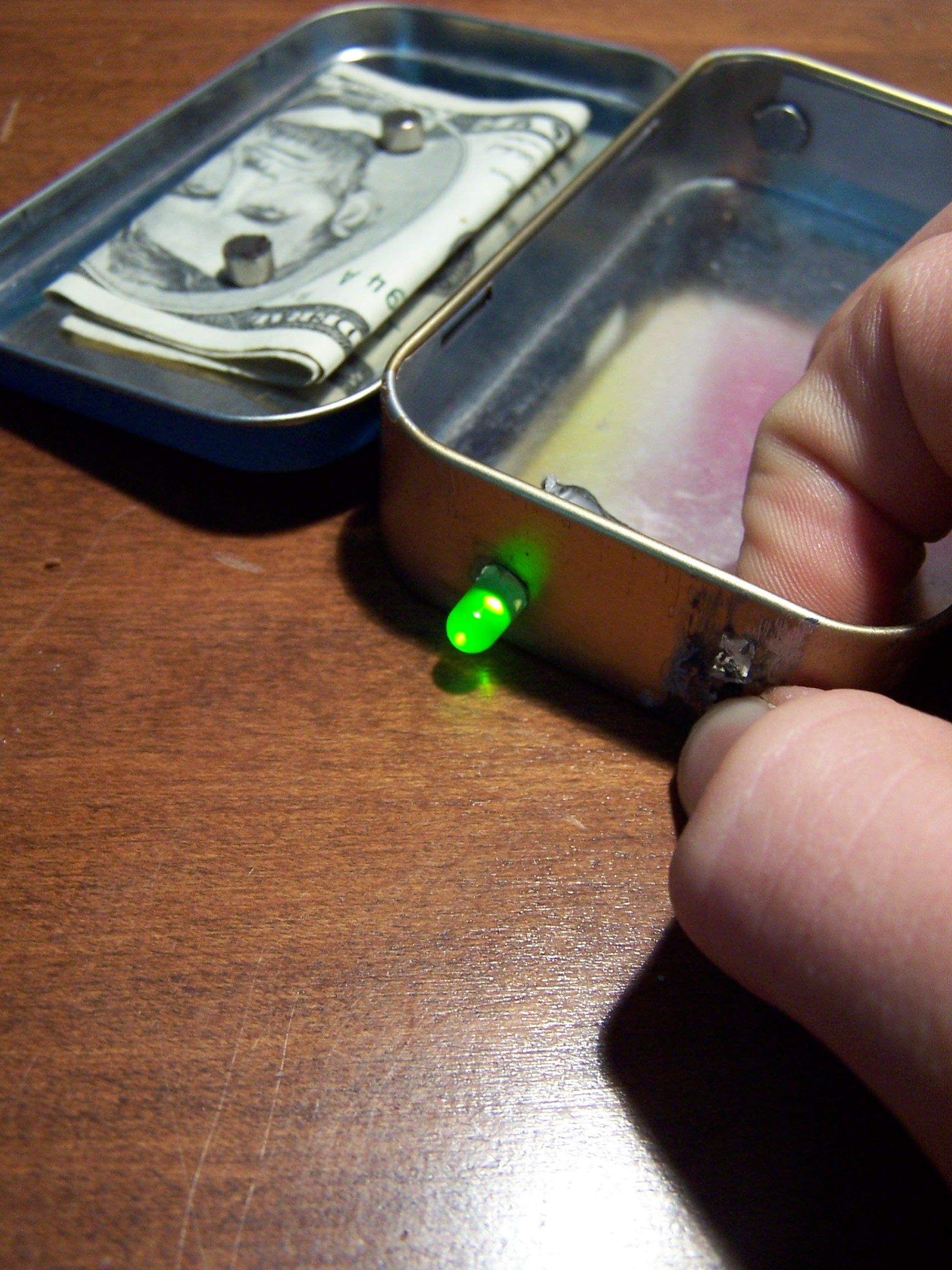 Altoid Can Wallet : 5 Steps - Instructables