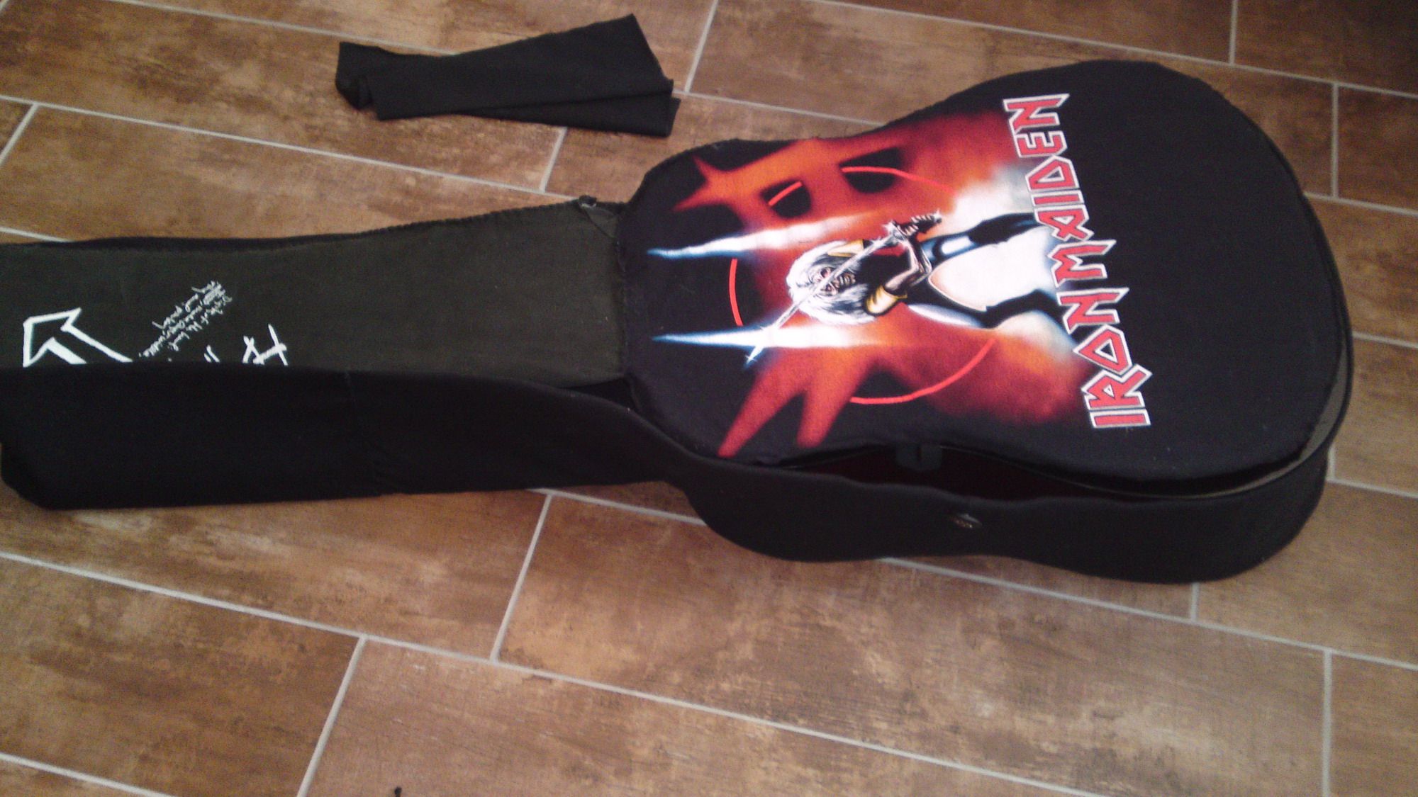How to Make a Cheap & Eco-friendly Guitar Case. : 7 Steps - Instructables