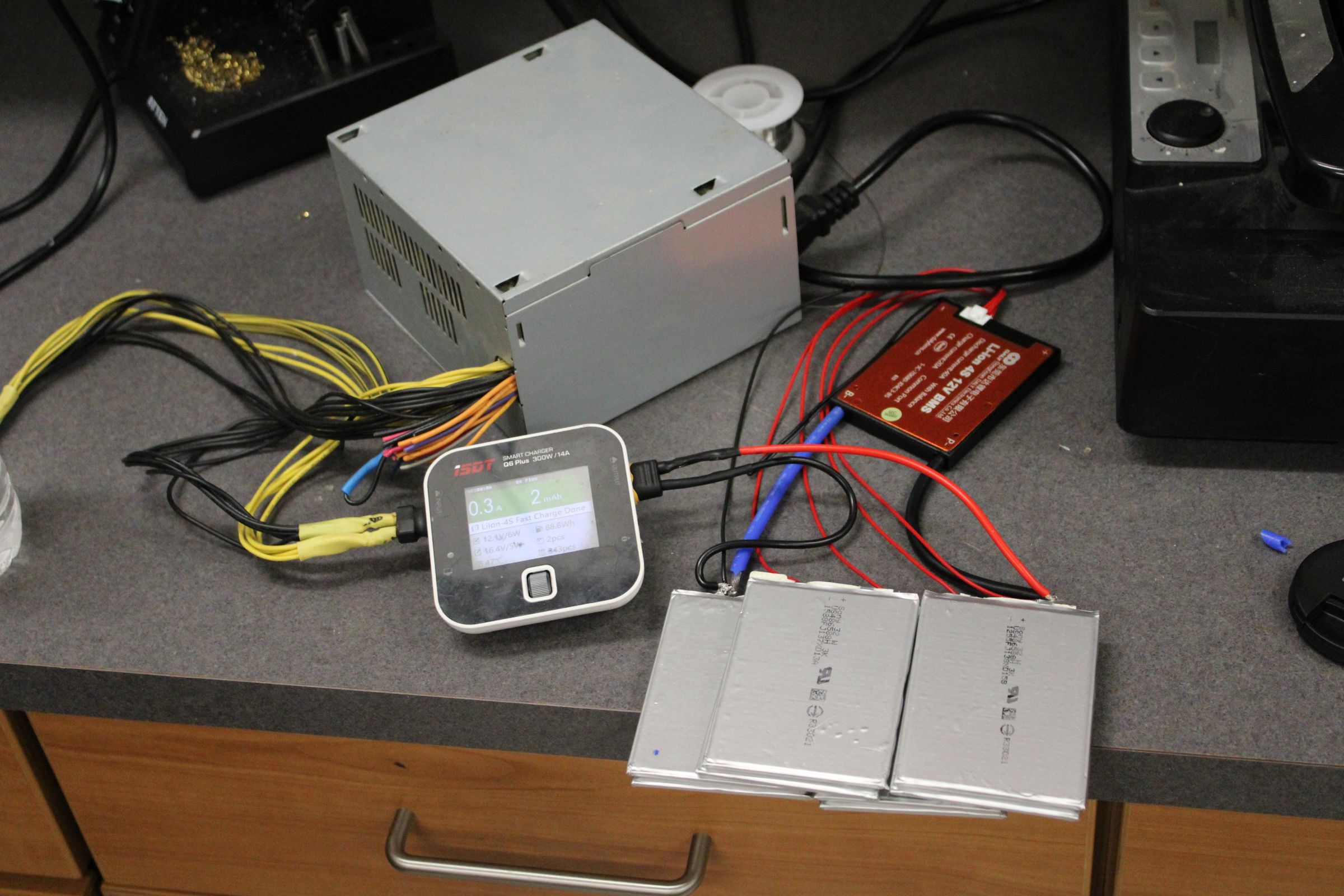 Massive USB Battery Bank Made From Recycled Chromebook Batteries : 9 ...