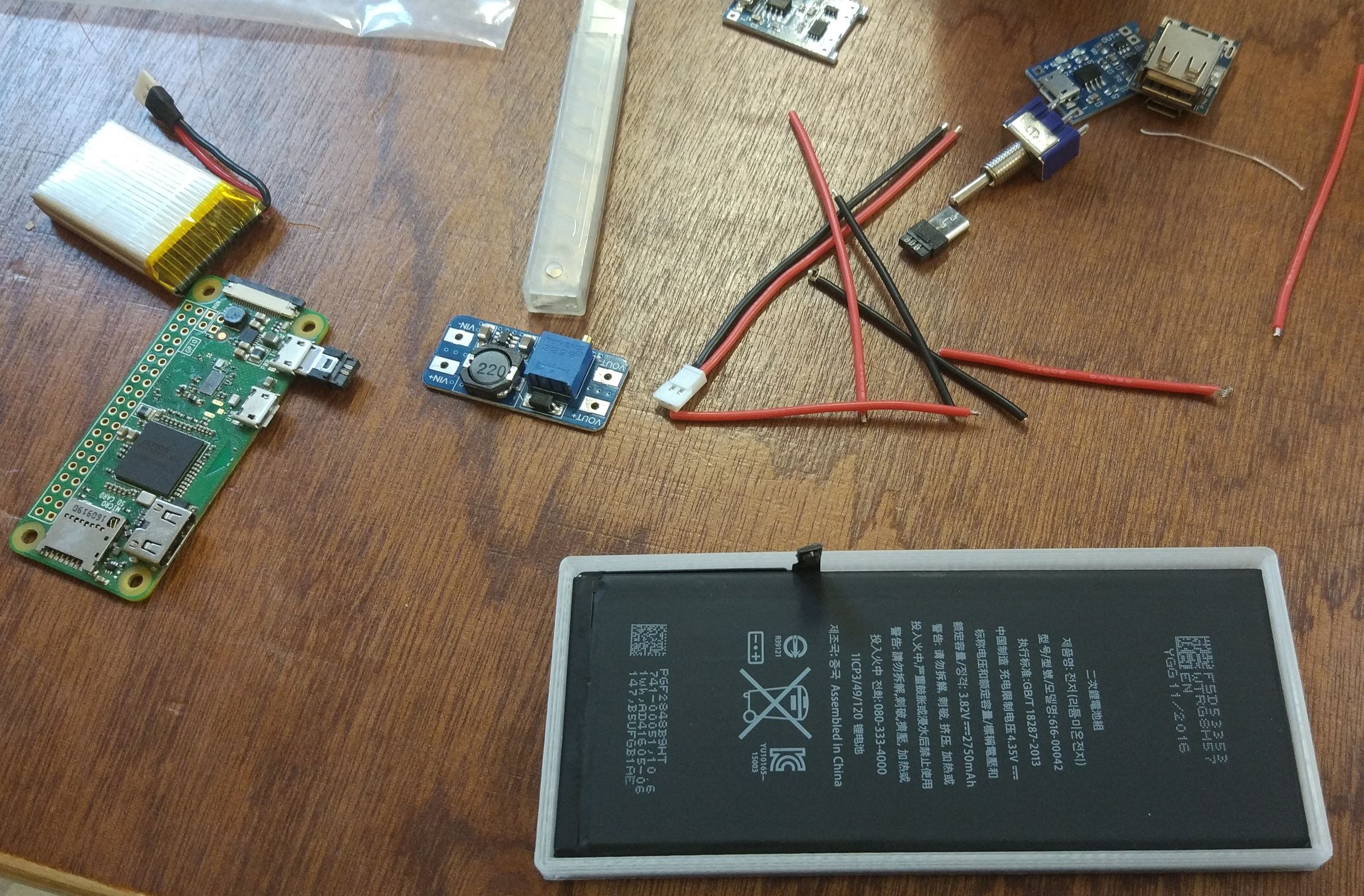 Portable Case With Battery for Raspberry Pi Zero W (EN/FR) : 5 Steps ...