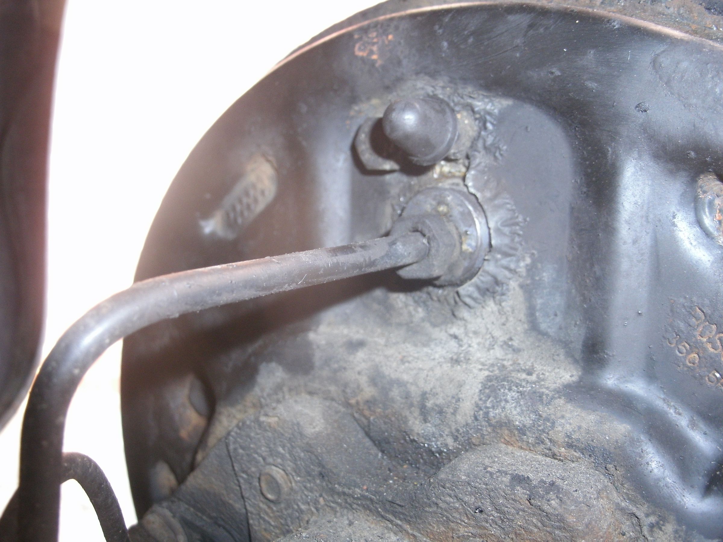 Replacing Rear Brake Shoes and Brake Cylinder on an '06 Citroen C3 : 5 ...
