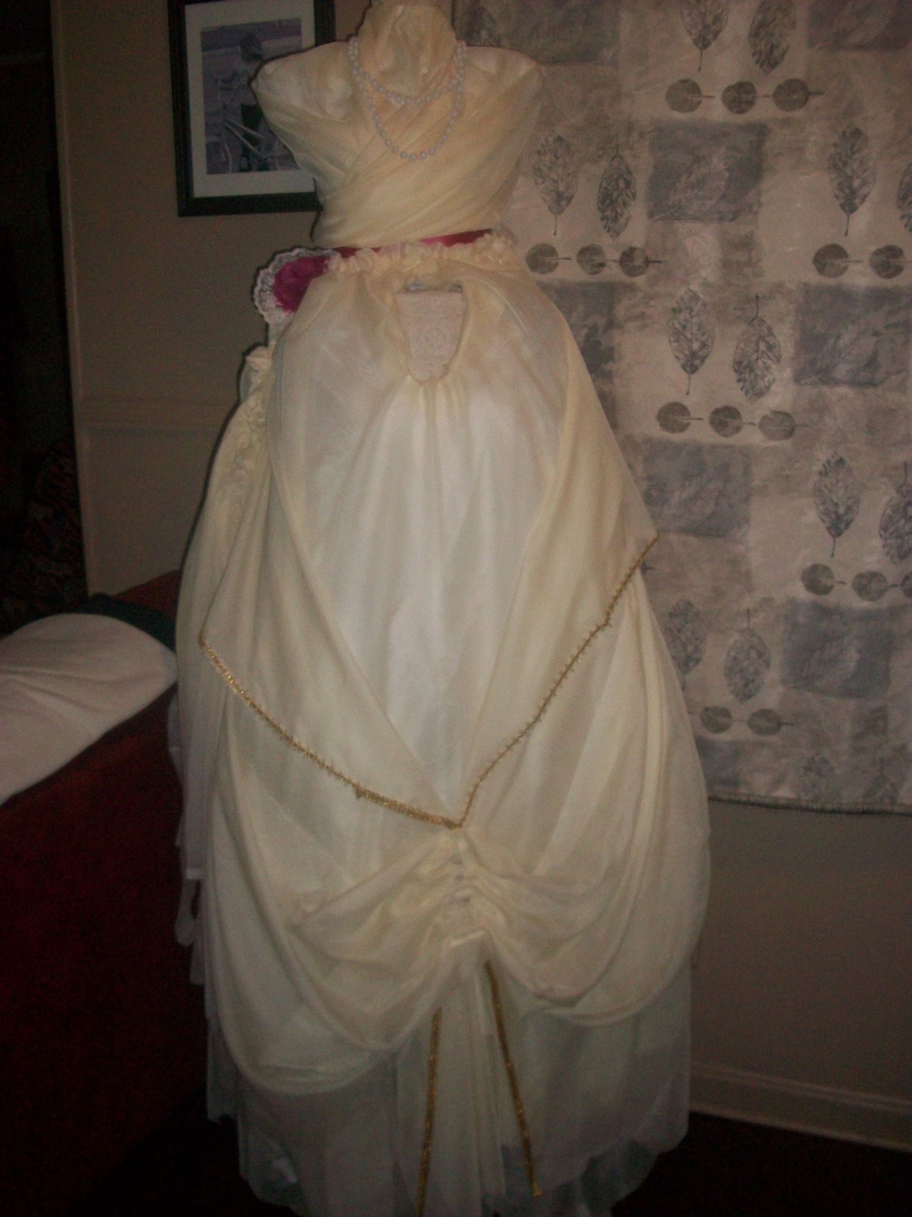The Headless Woman Illusion Costume : 7 Steps - Instructables