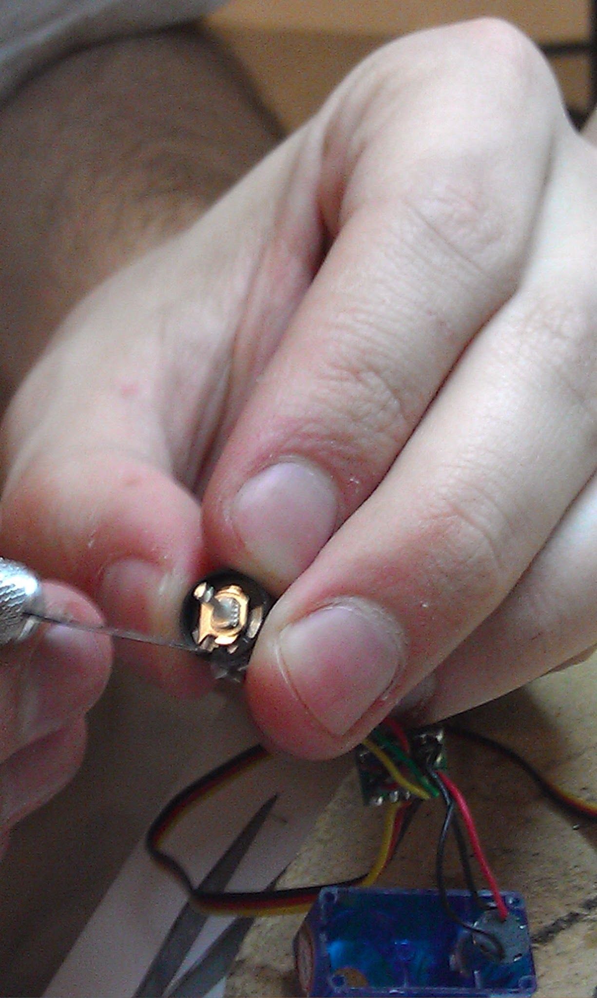 Sub-Micro Continuous Rotation Servo Modification : 10 Steps - Instructables