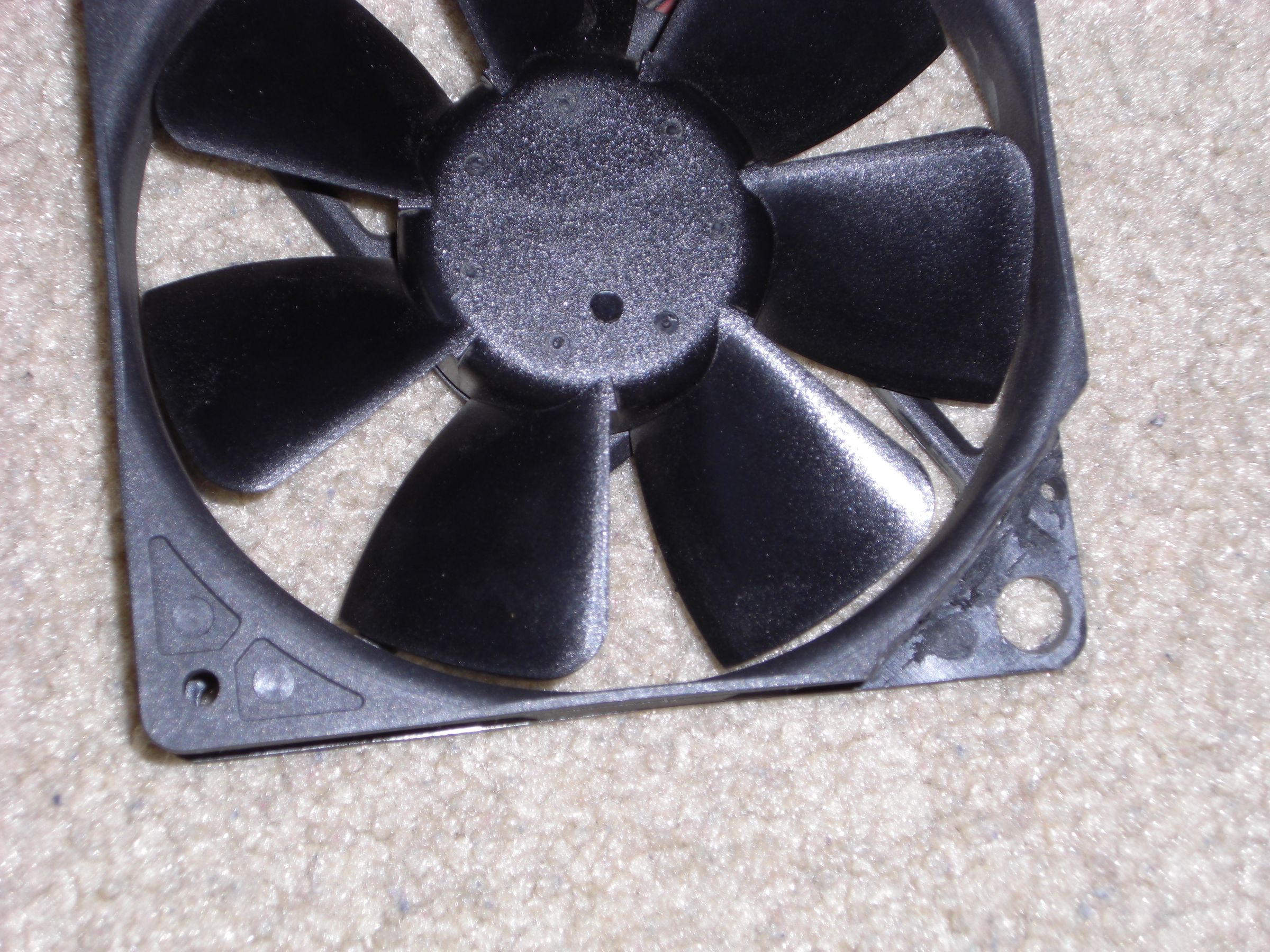 Super Easy Battery Powerd Computer Fan : 5 Steps - Instructables