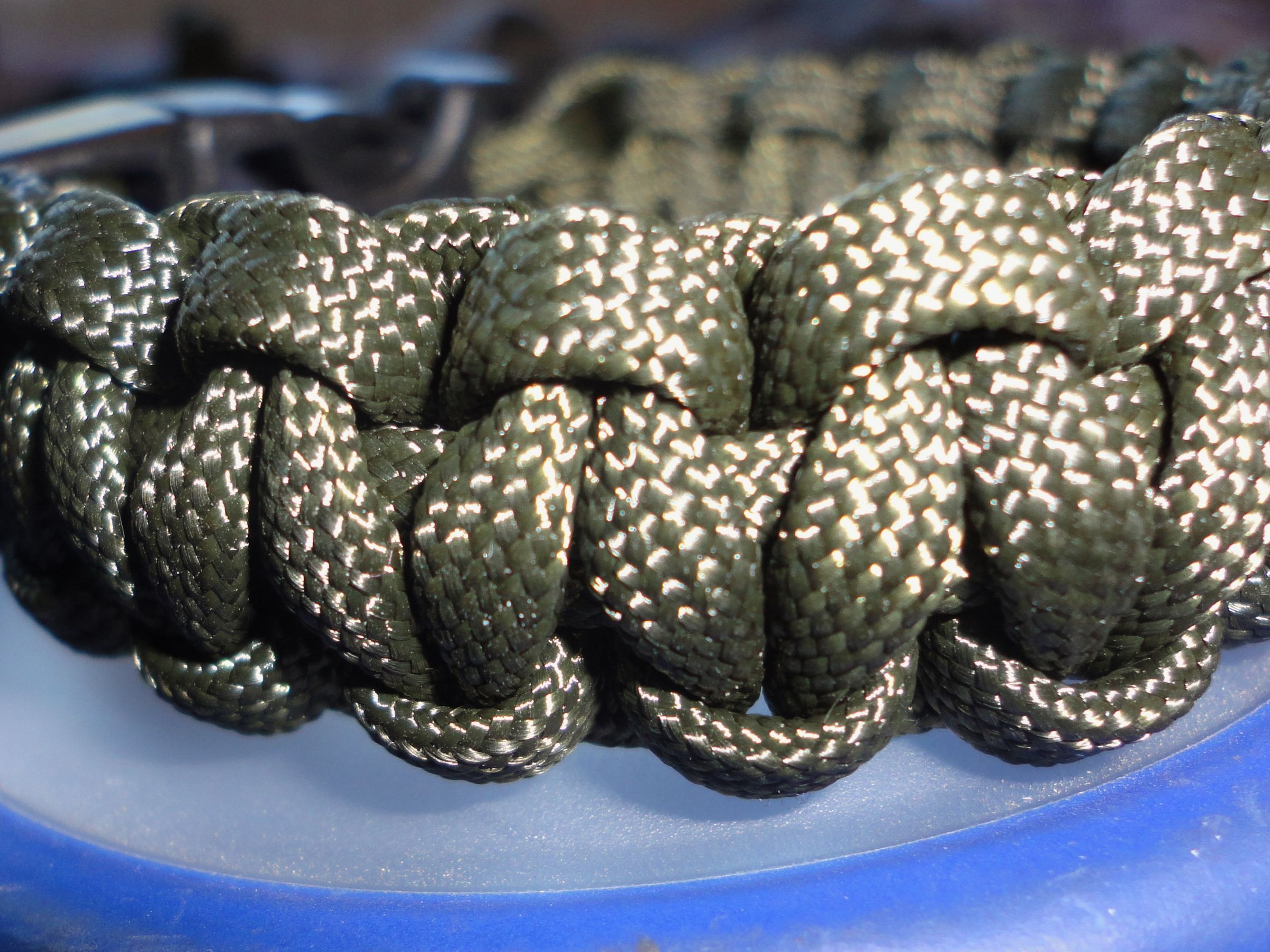 Super Easy Paracord Bracelet : 6 Steps - Instructables