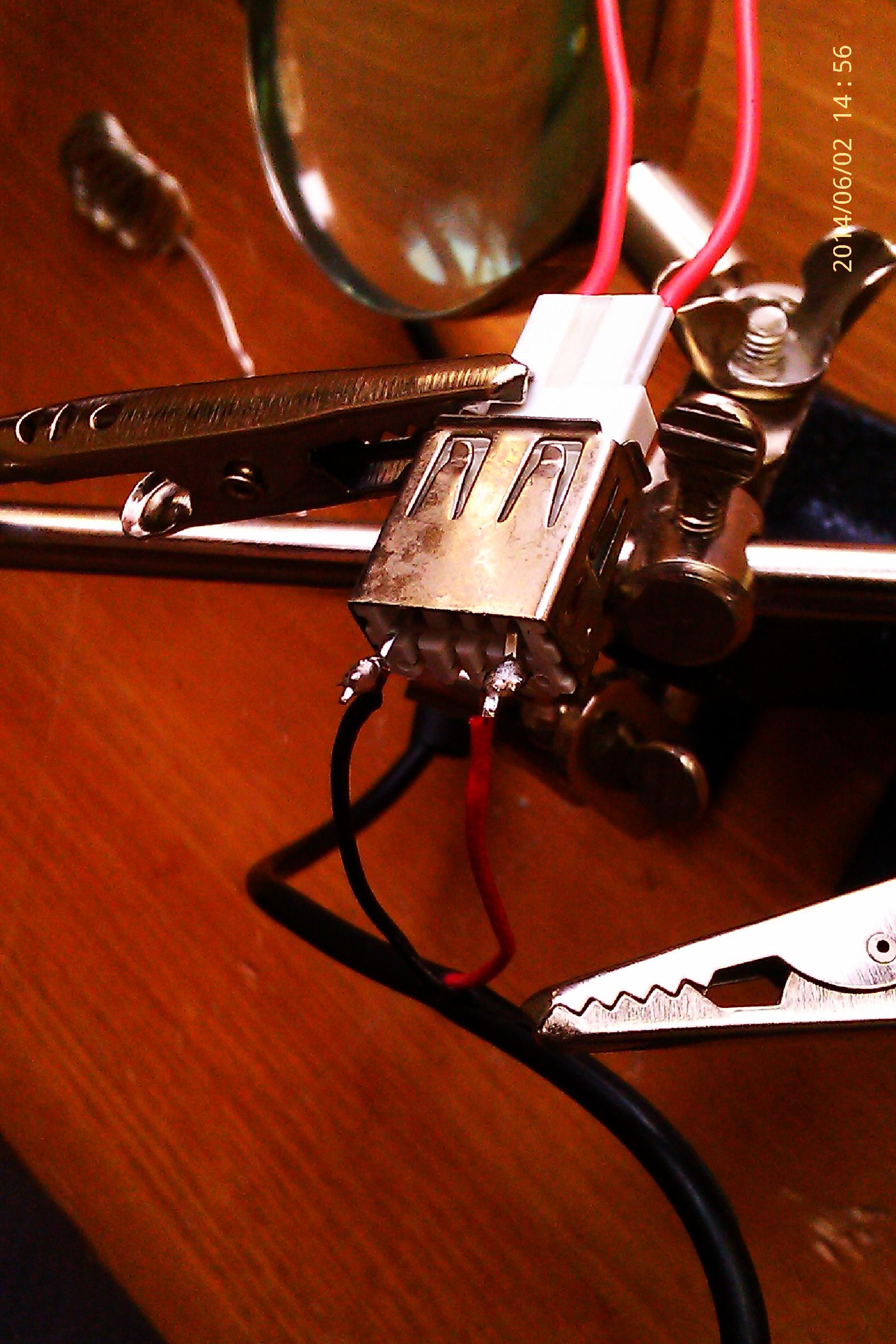 USB Plant Shelf, the Perfect Office Companion : 5 Steps - Instructables