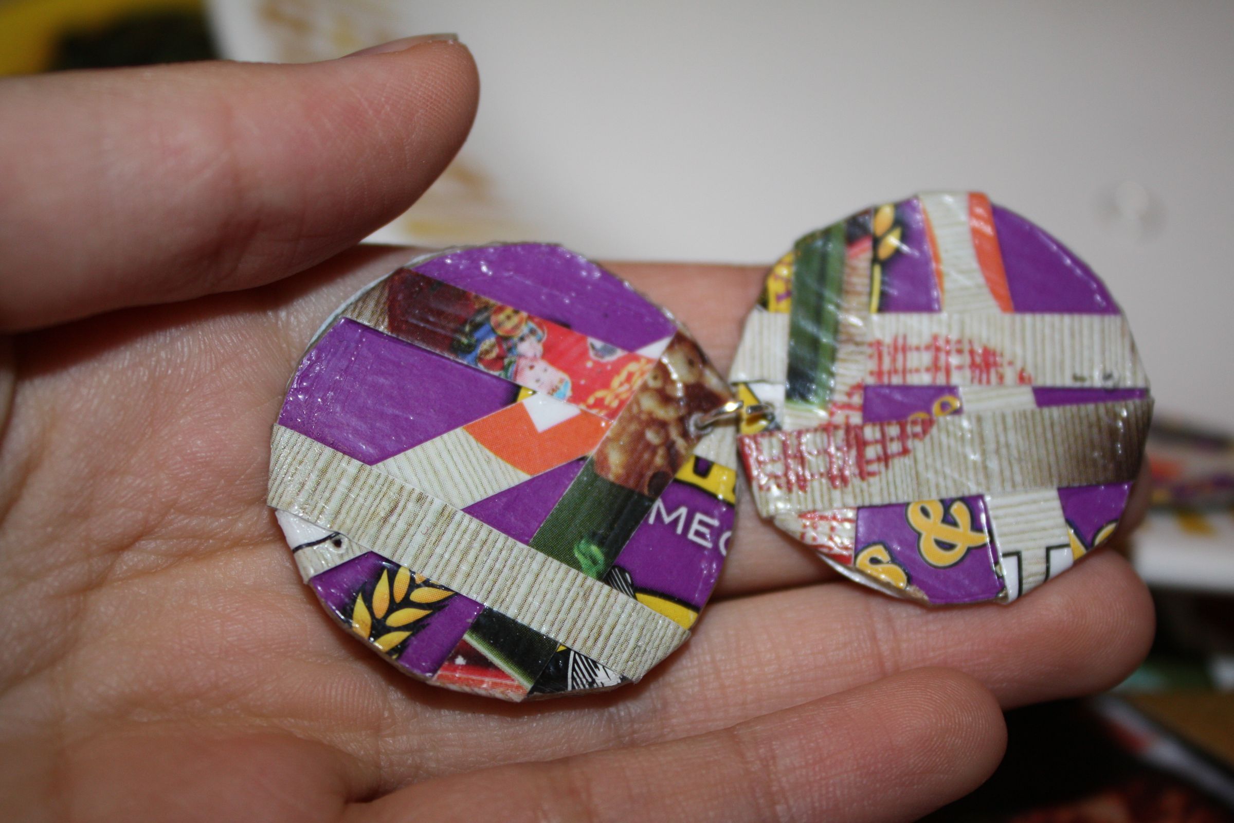 Reversible Cardboard Disc Necklace : 9 Steps - Instructables