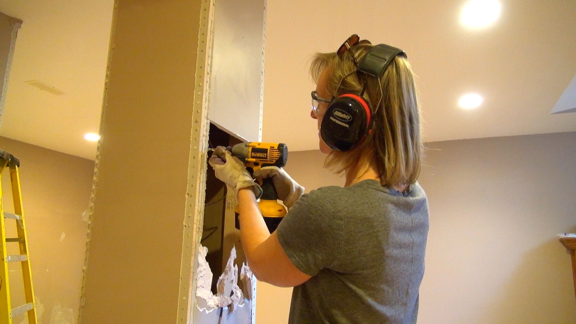 How to Install Rounded Wooden Pillars on Jack Posts : 4 Steps (with ...