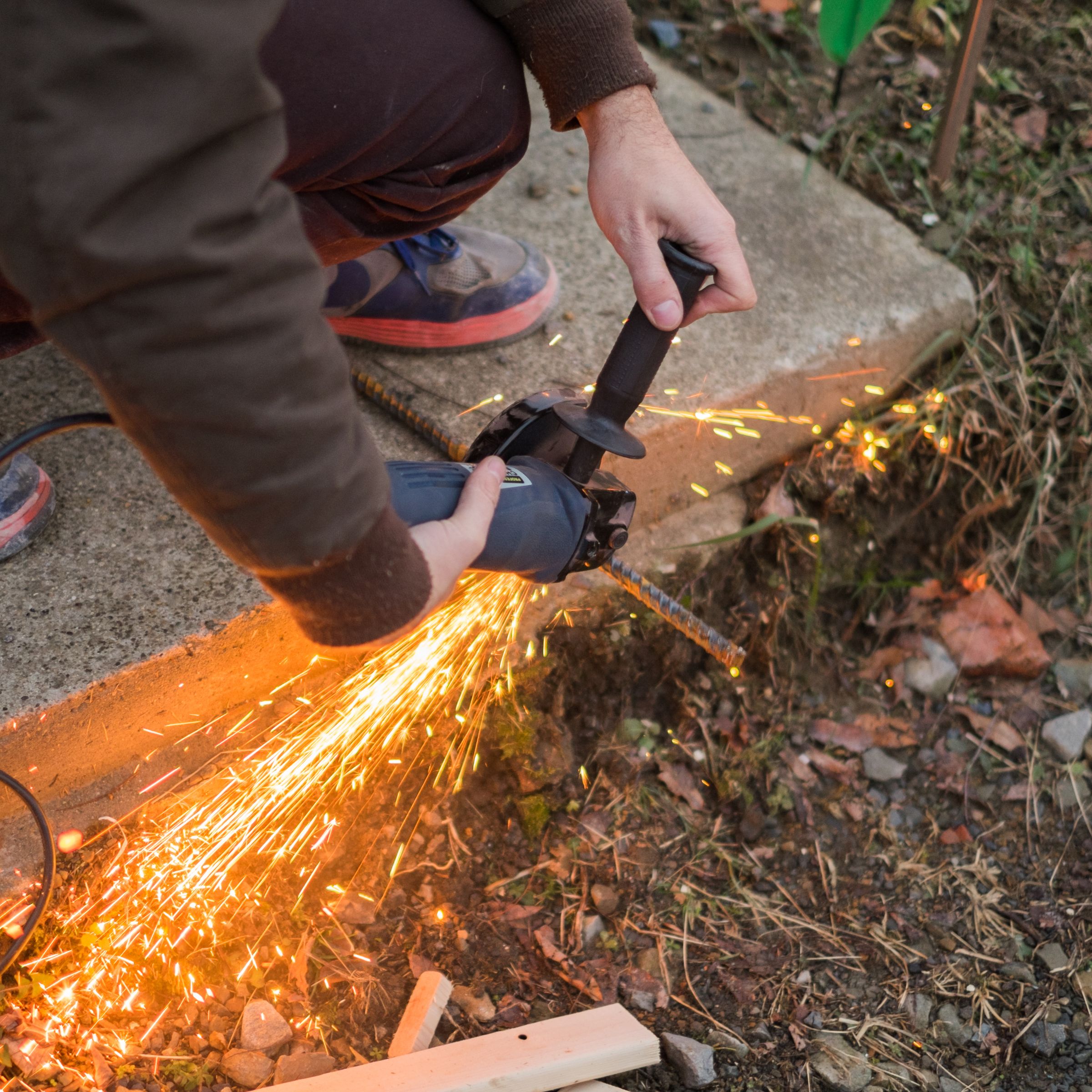 Turn an Old Artificial Christmas Tree Into a Giant Wreath : 9 Steps ...