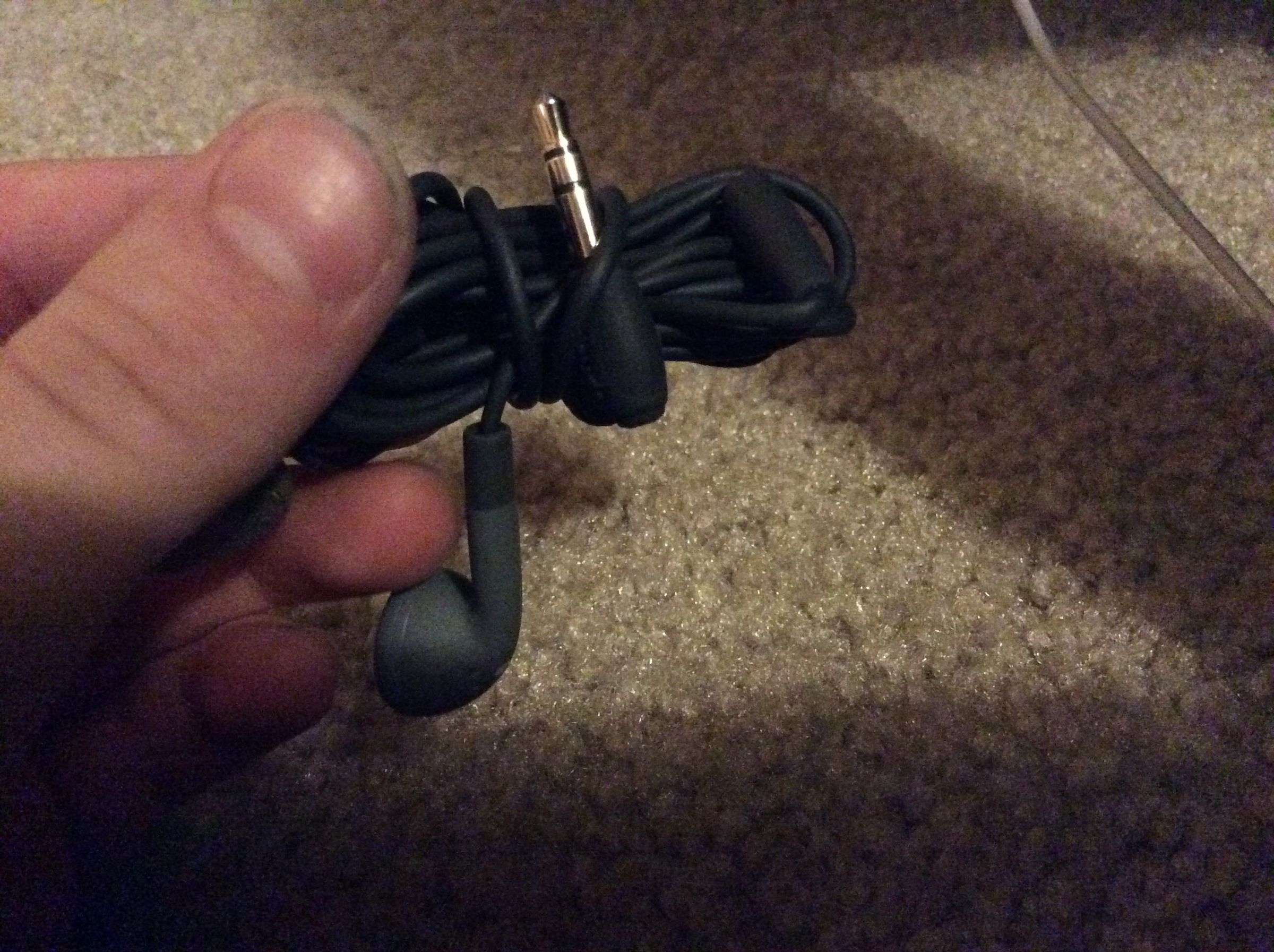 Rolling Up Earbuds Without Them Tangling : 4 Steps - Instructables