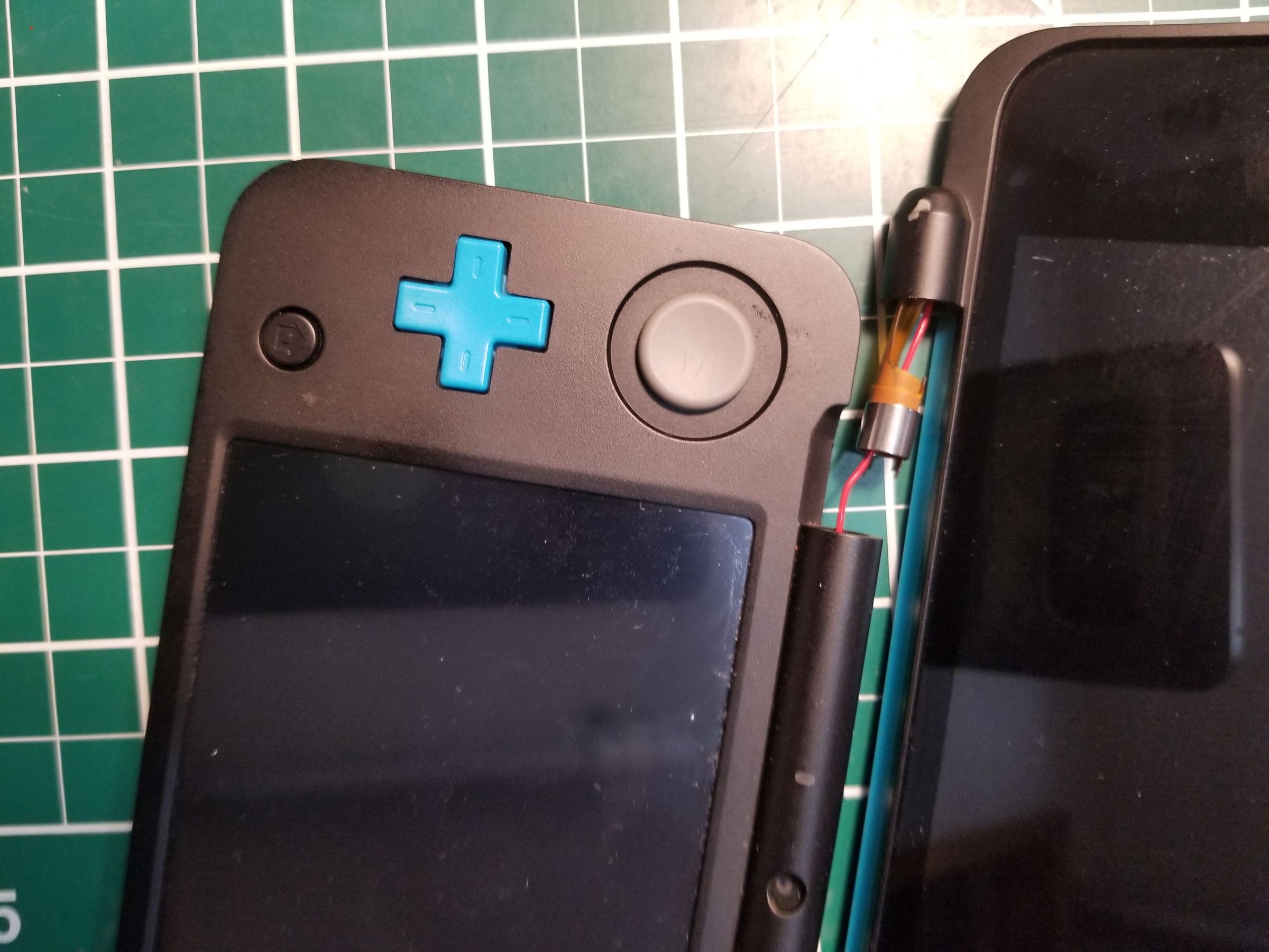 Replace Upper Screen for Nintendo 2DS XL : 15 Steps - Instructables