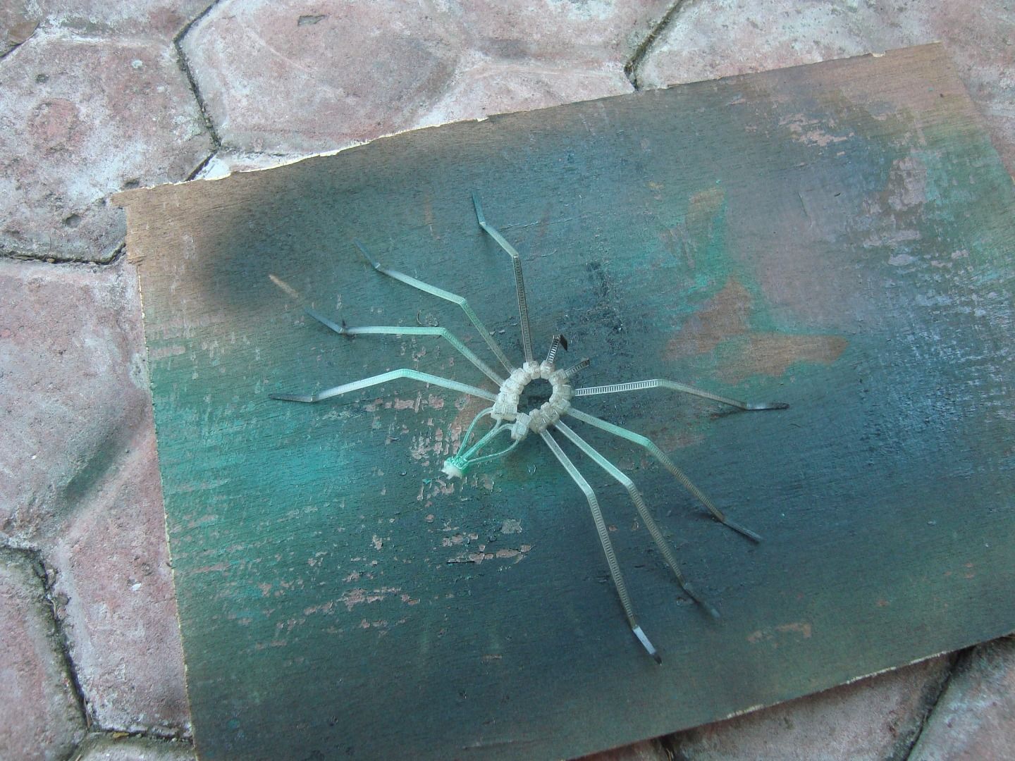 Spider Made From Cable Ties for Props Decor Halloween : 4 Steps (with ...