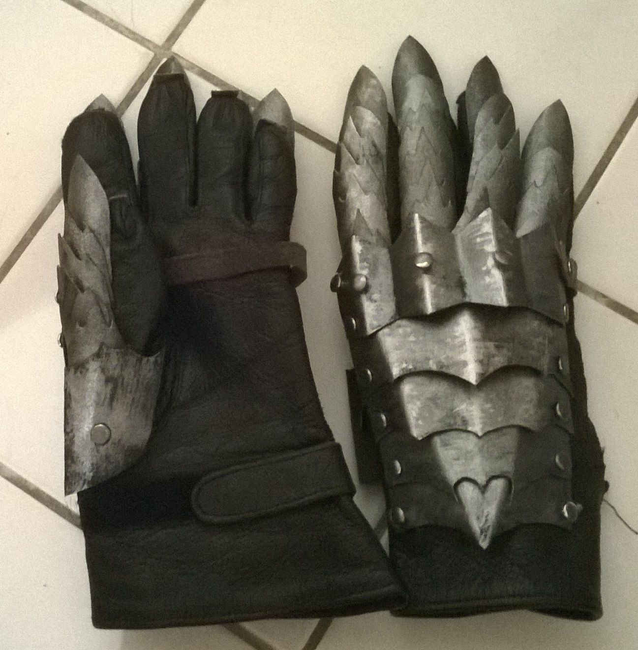 Nazgul Gloves in Worbla : 4 Steps (with Pictures) - Instructables
