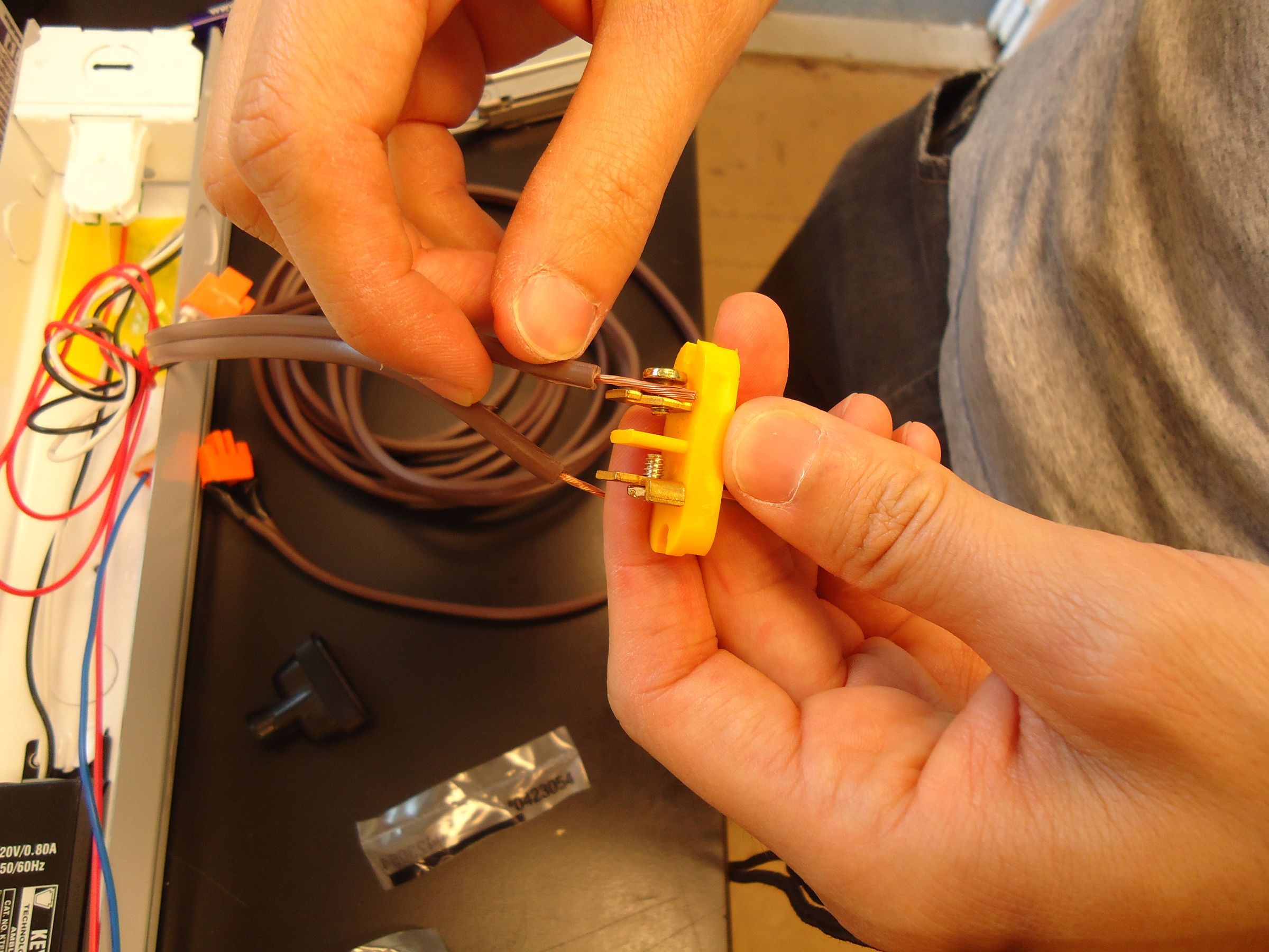 Biomonstaaar's Fluorescent Lights : 10 Steps - Instructables