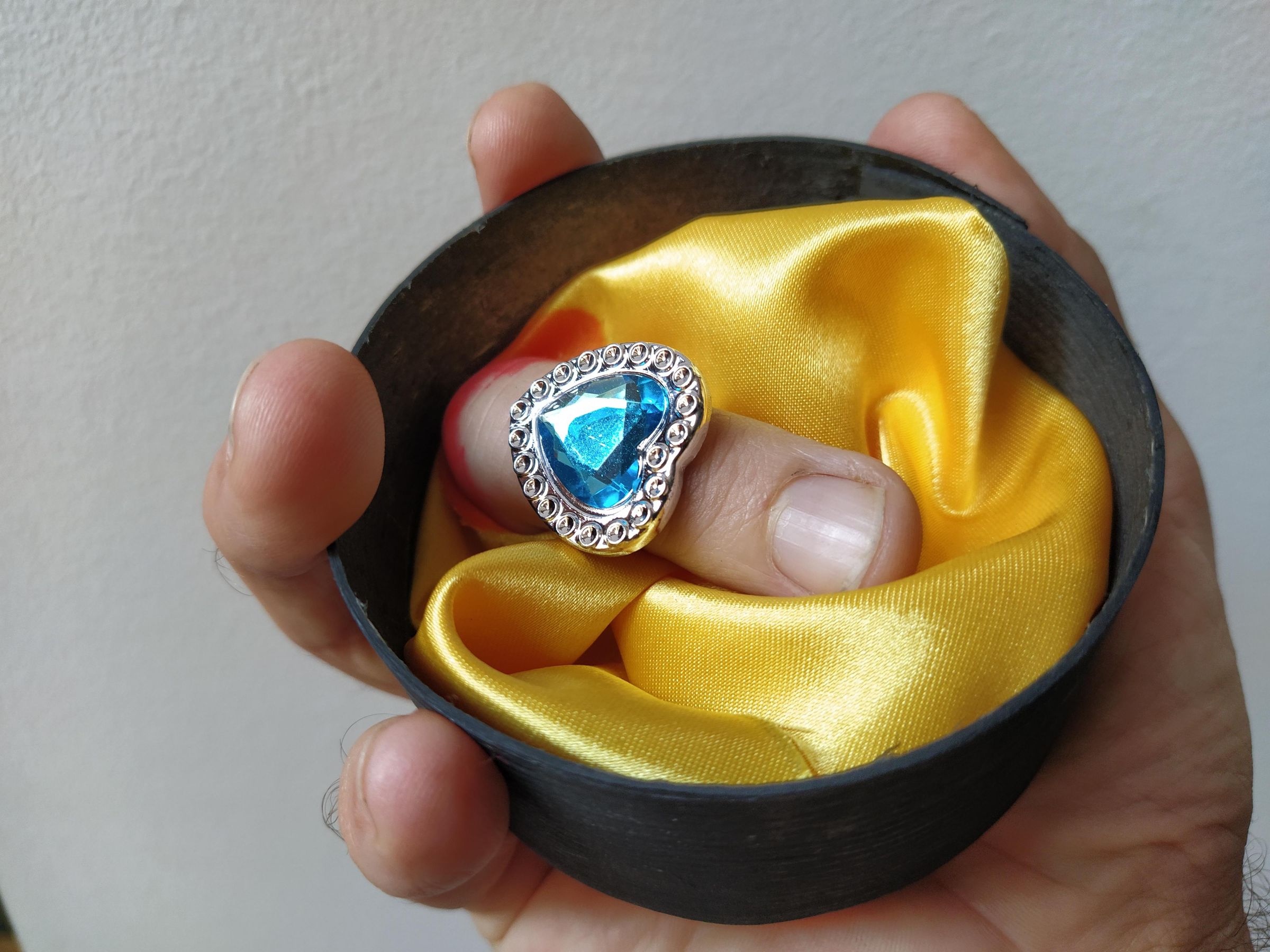 Super Easy Real Finger in a Box : 3 Steps - Instructables