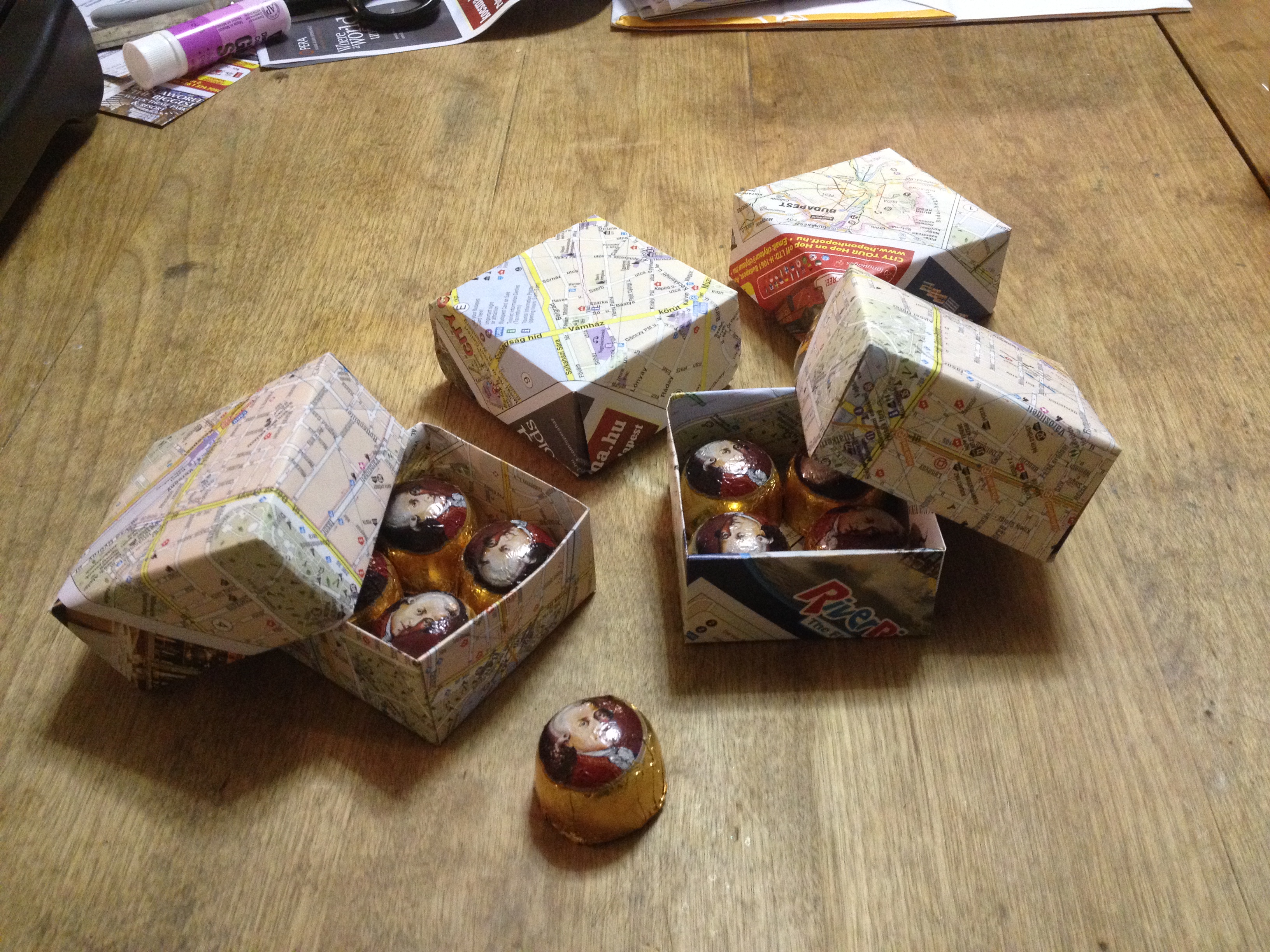 Candy Box Made of Souvenir Maps : 6 Steps (with Pictures) - Instructables