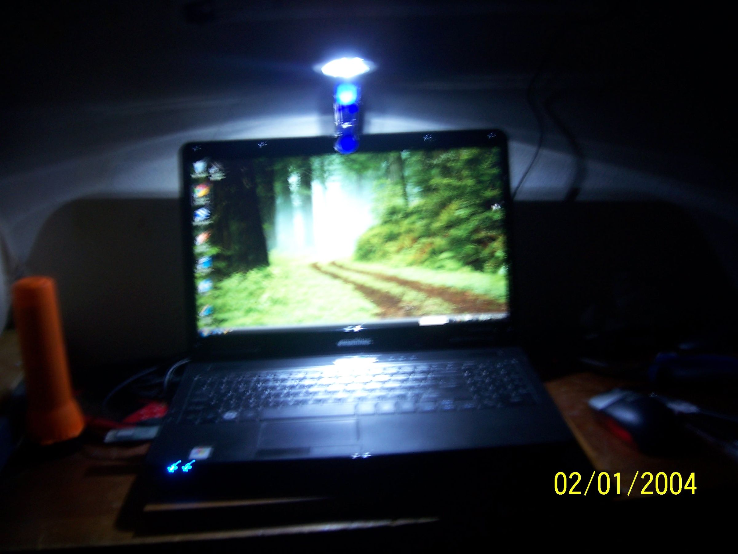 Clip on Desk Lamp!(Attaches to Your Laptop) : 4 Steps - Instructables