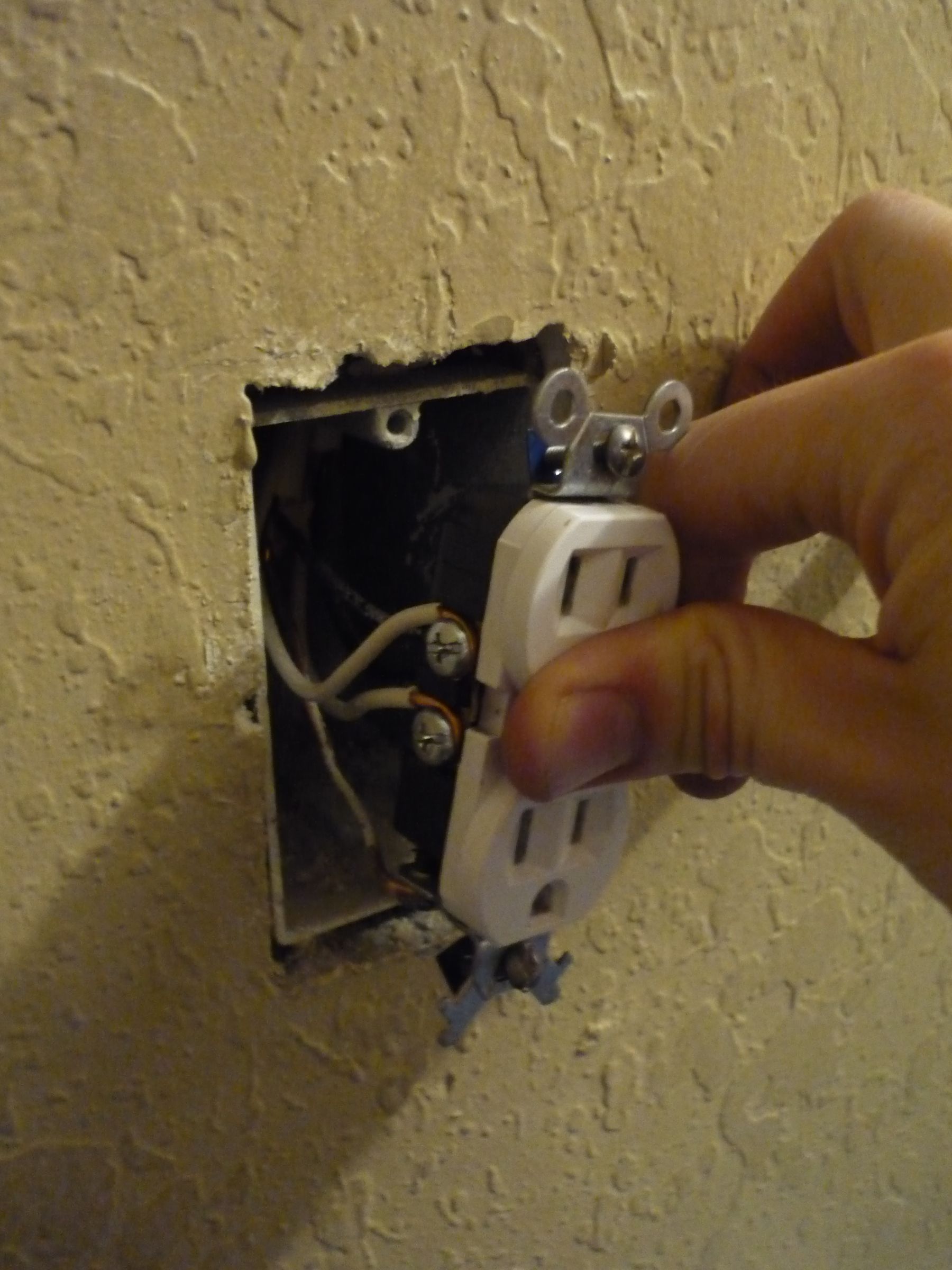 How to Replace an Electrical Outlet : 6 Steps - Instructables