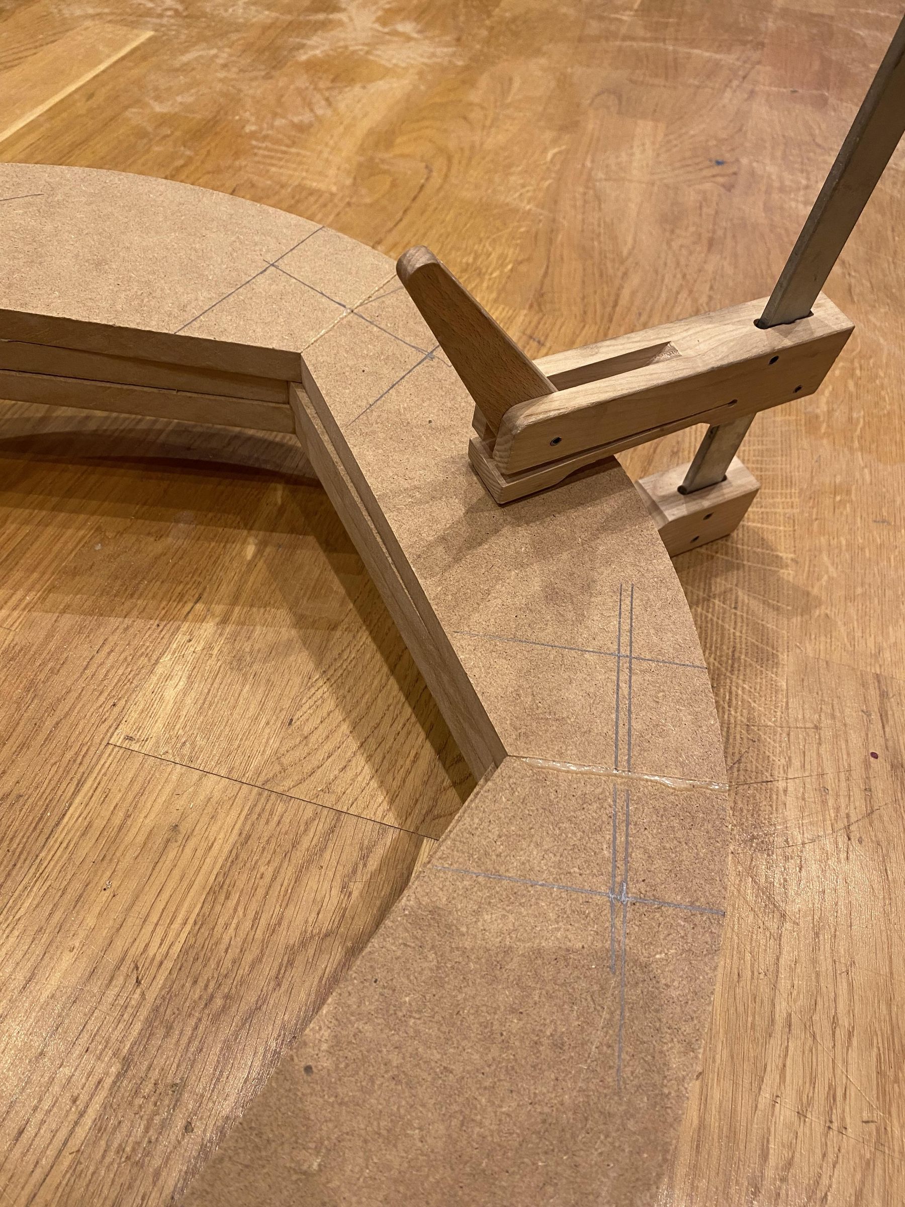 Circular Table Re-Design (Three to Single Leg) : 8 Steps (with Pictures ...