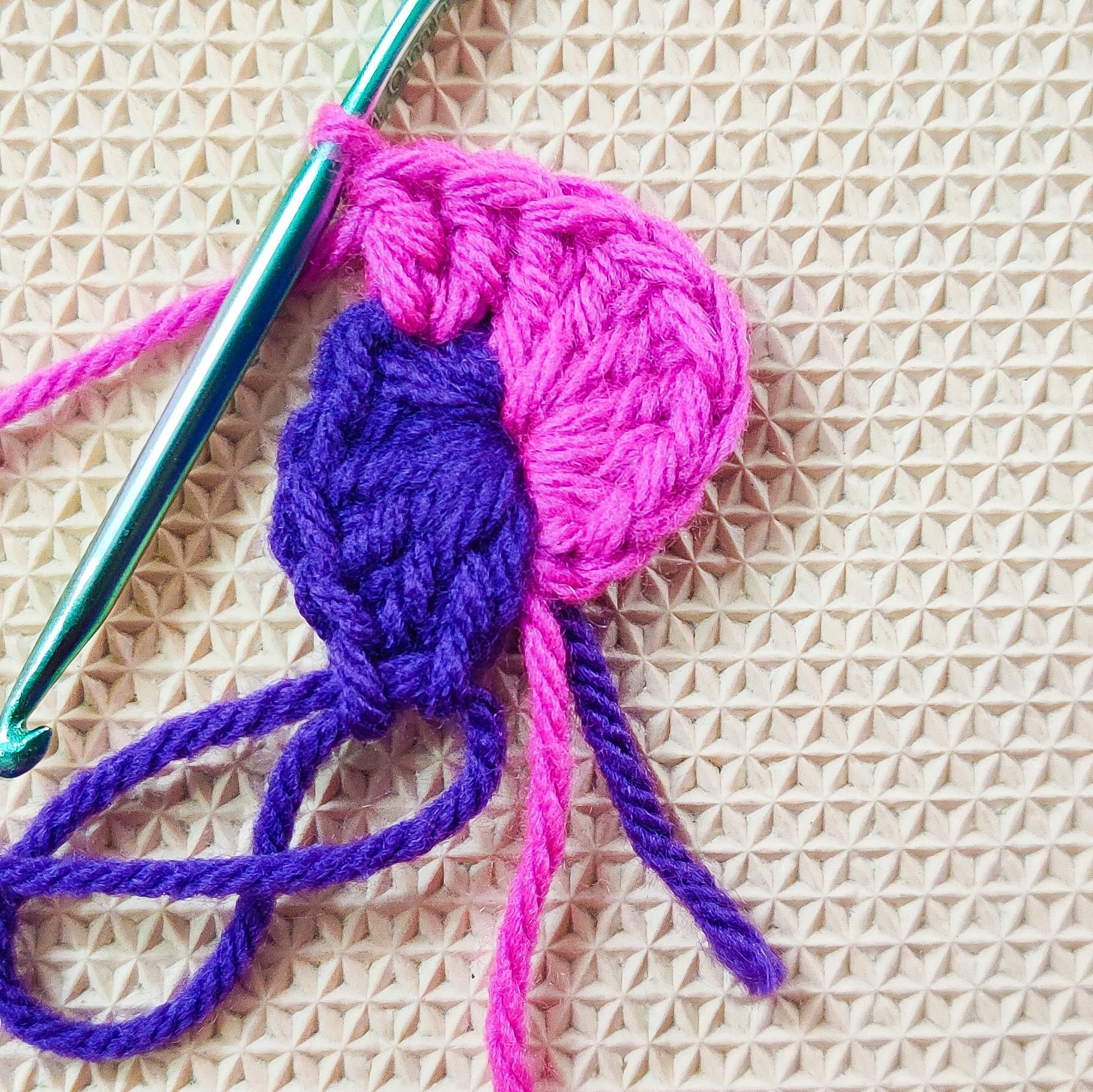 How to Make a Solid Two Color Spiral Crochet Circle : 8 Steps (with ...