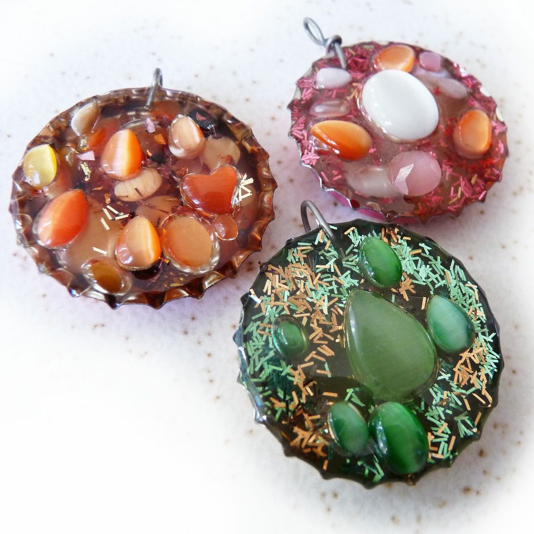 Sparkly Resin Bottle Cap Pendants : 9 Steps (with Pictures) - Instructables