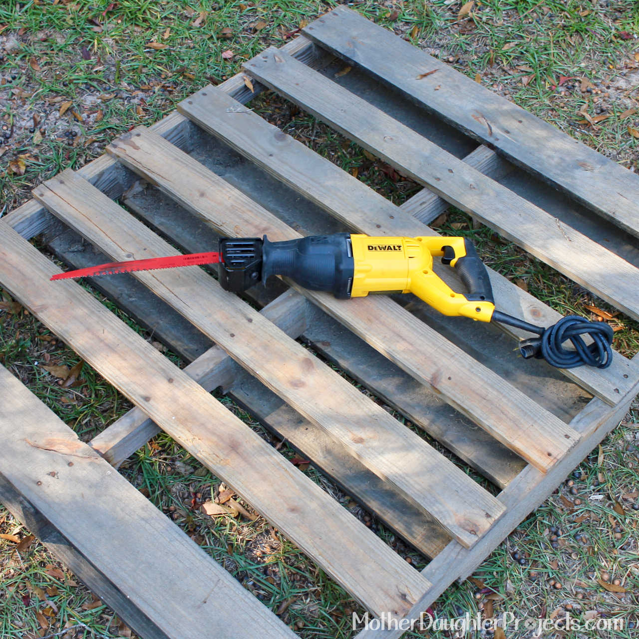 How to Take Apart a Pallet : 4 Steps (with Pictures) - Instructables