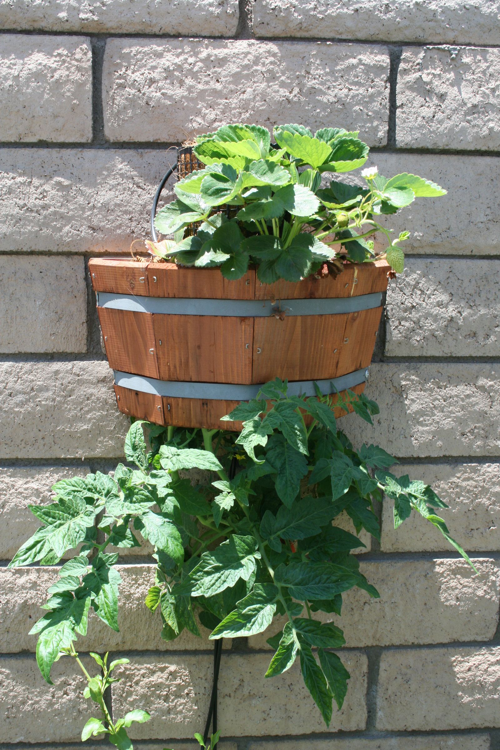 How to Build an Attractive, Space Saving Upside Down Planter. : 10 ...
