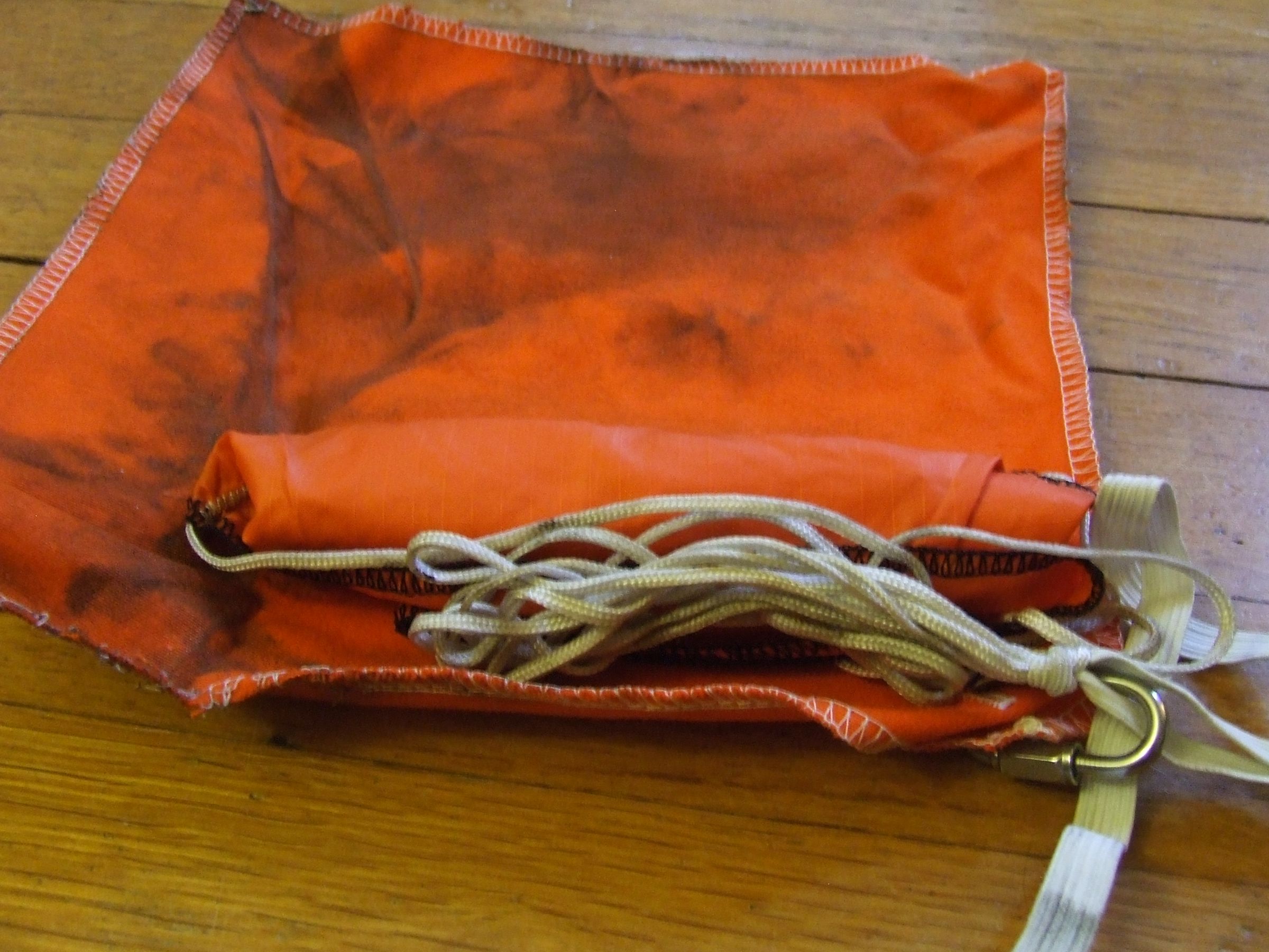 Paracute Folding Tutorial for Small Cloth Chutes : 6 Steps - Instructables