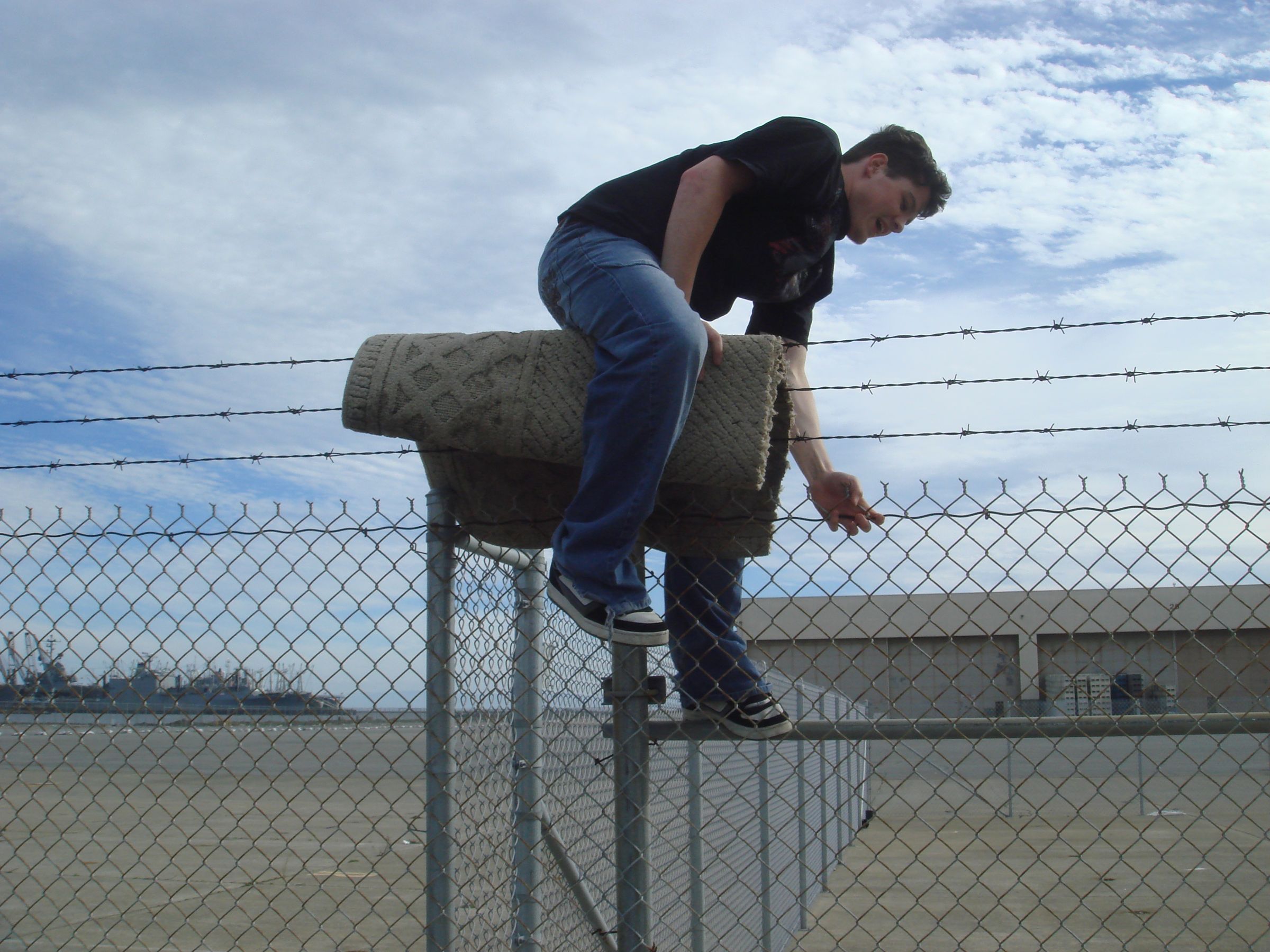 Get Over a Barbed Wire Fence : 4 Steps (with Pictures) - Instructables