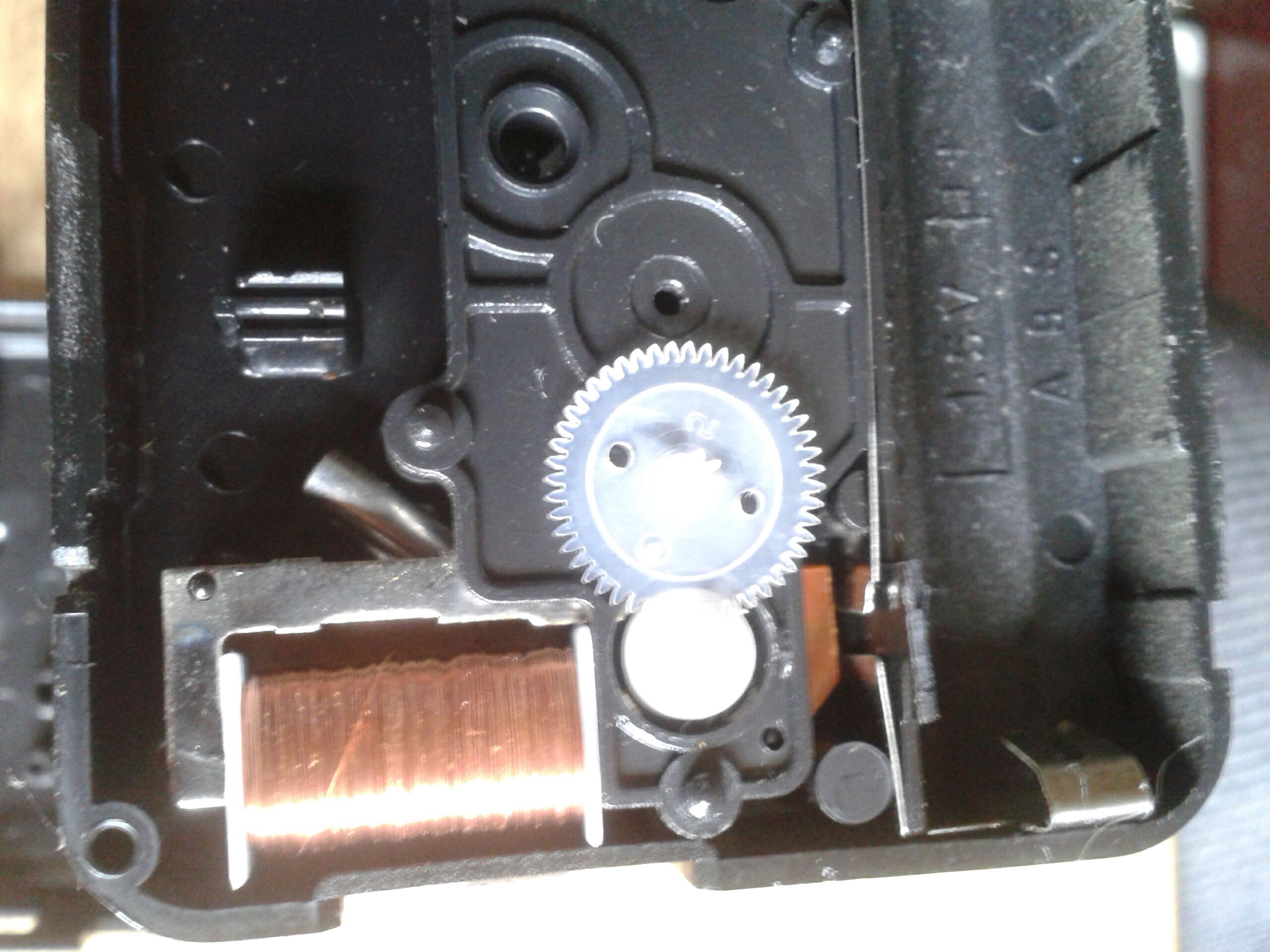 What's in a Quartz Clock : 9 Steps - Instructables